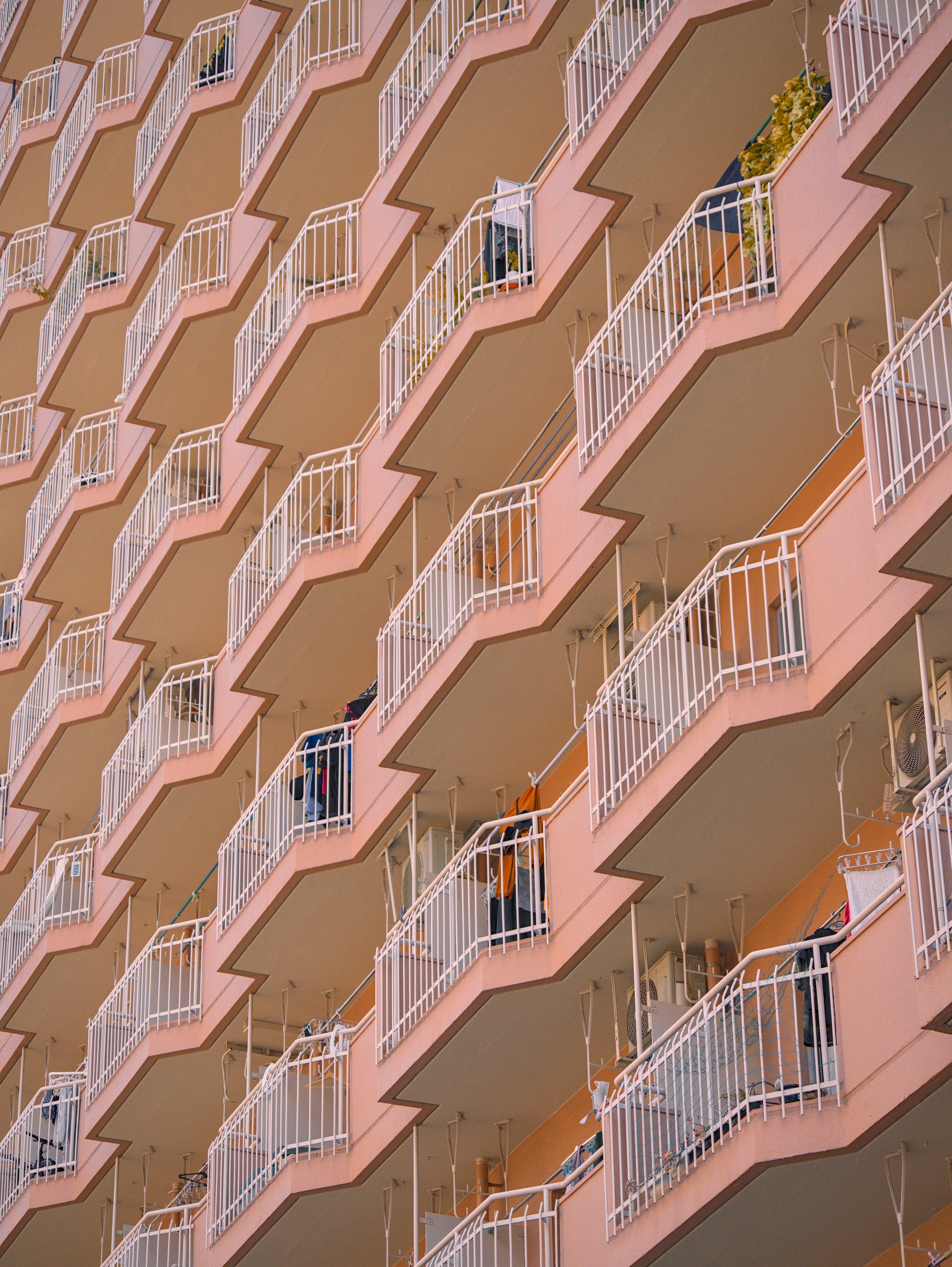 Hileras de balcones en un edificio de apartamentos. foto – Imagen de ...