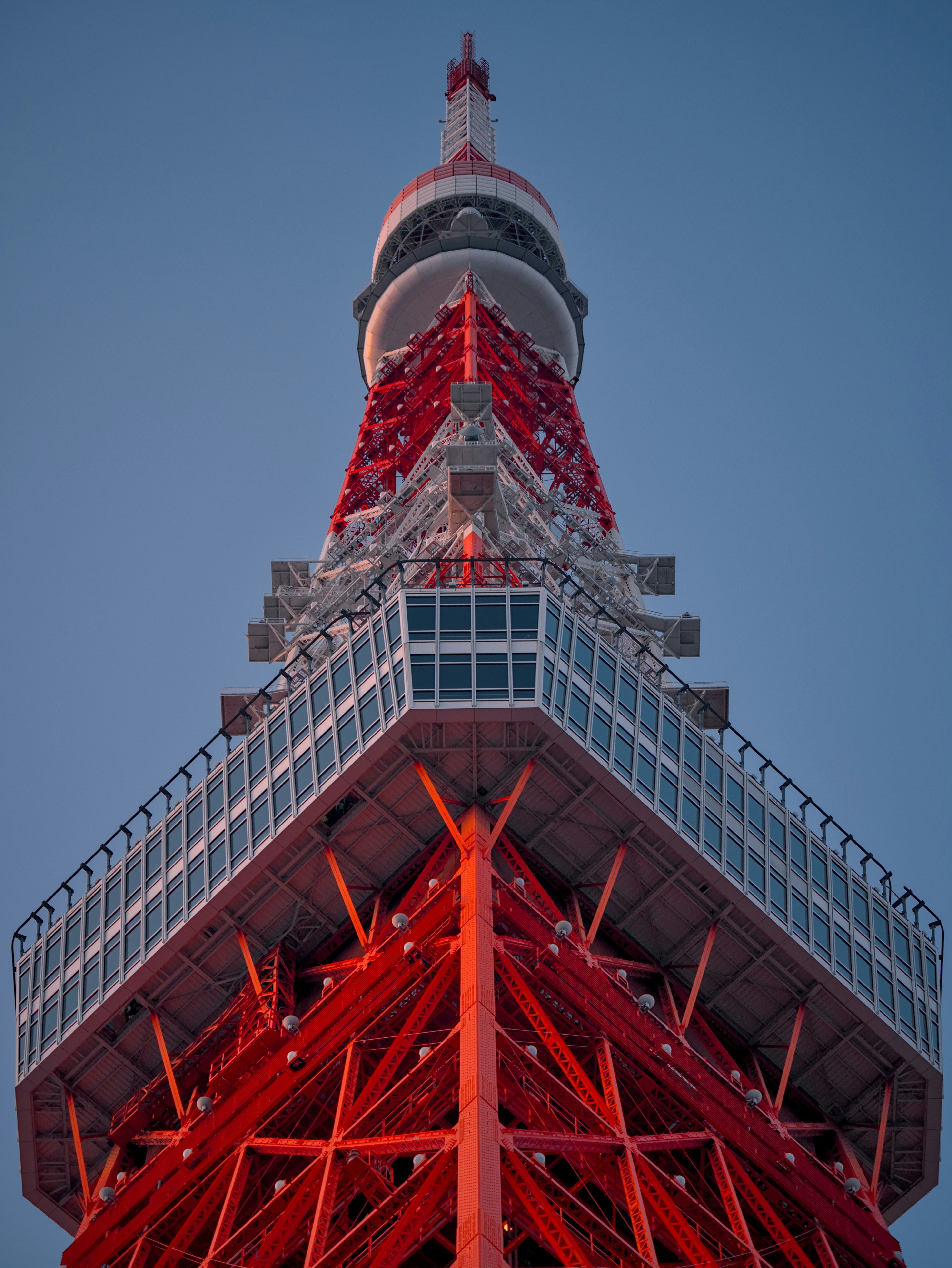 Centered symmetrical picture of the tokyo tower during early sunset