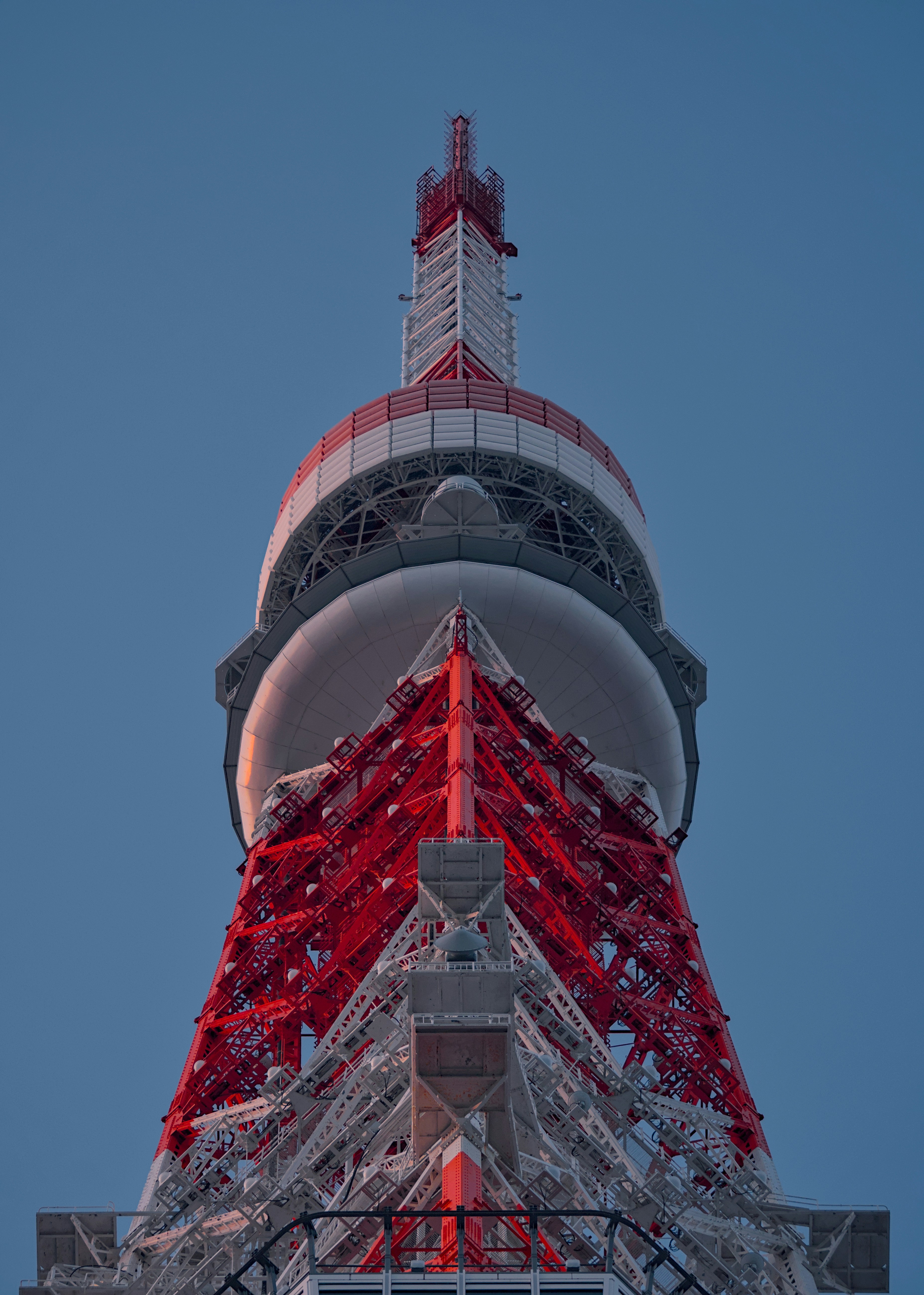 Centered symmetrical picture of the tokyo tower during early sunset