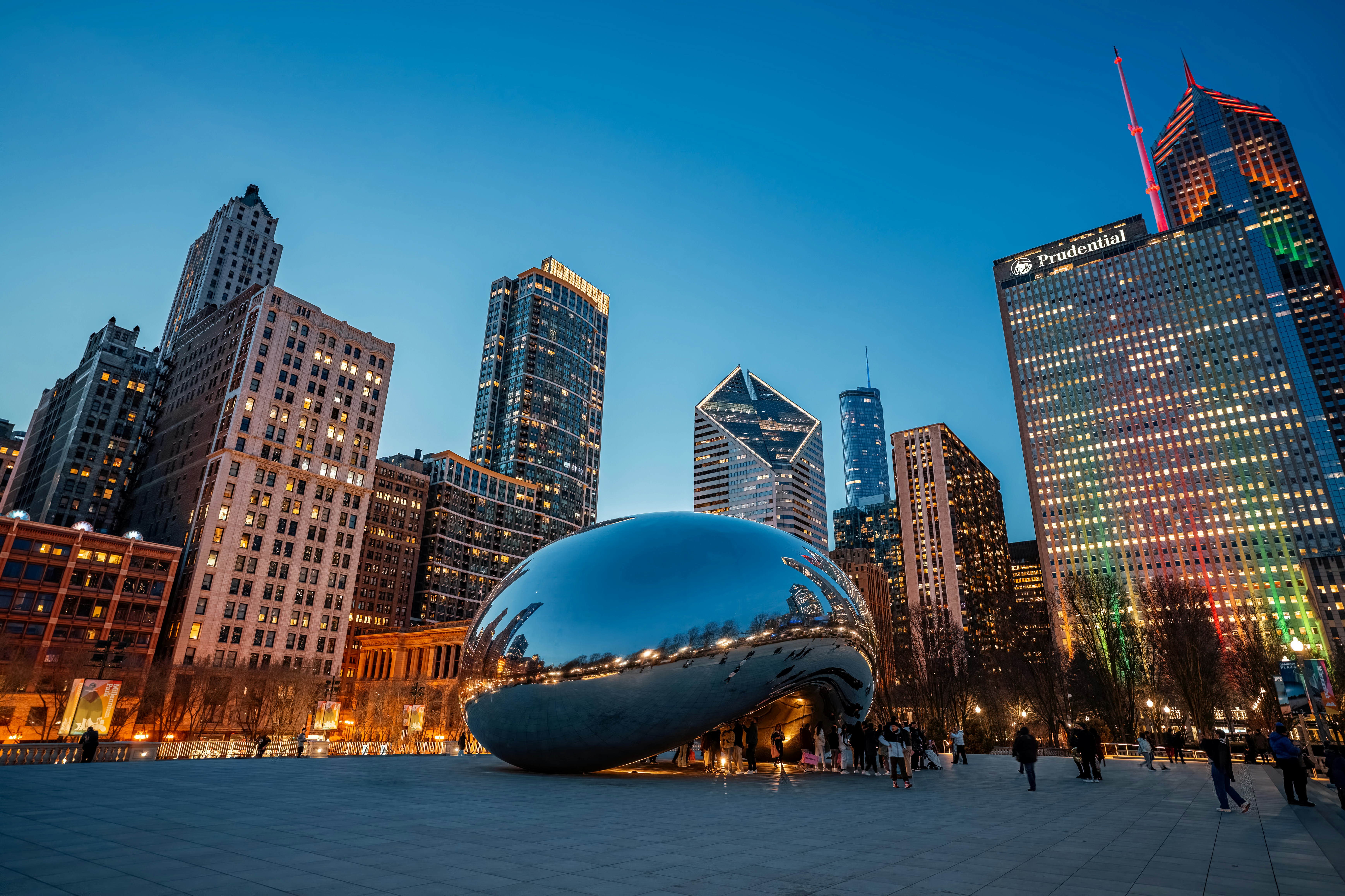 Chicago's iconic "bean" sculpture at twilight. photo – Free Building ...