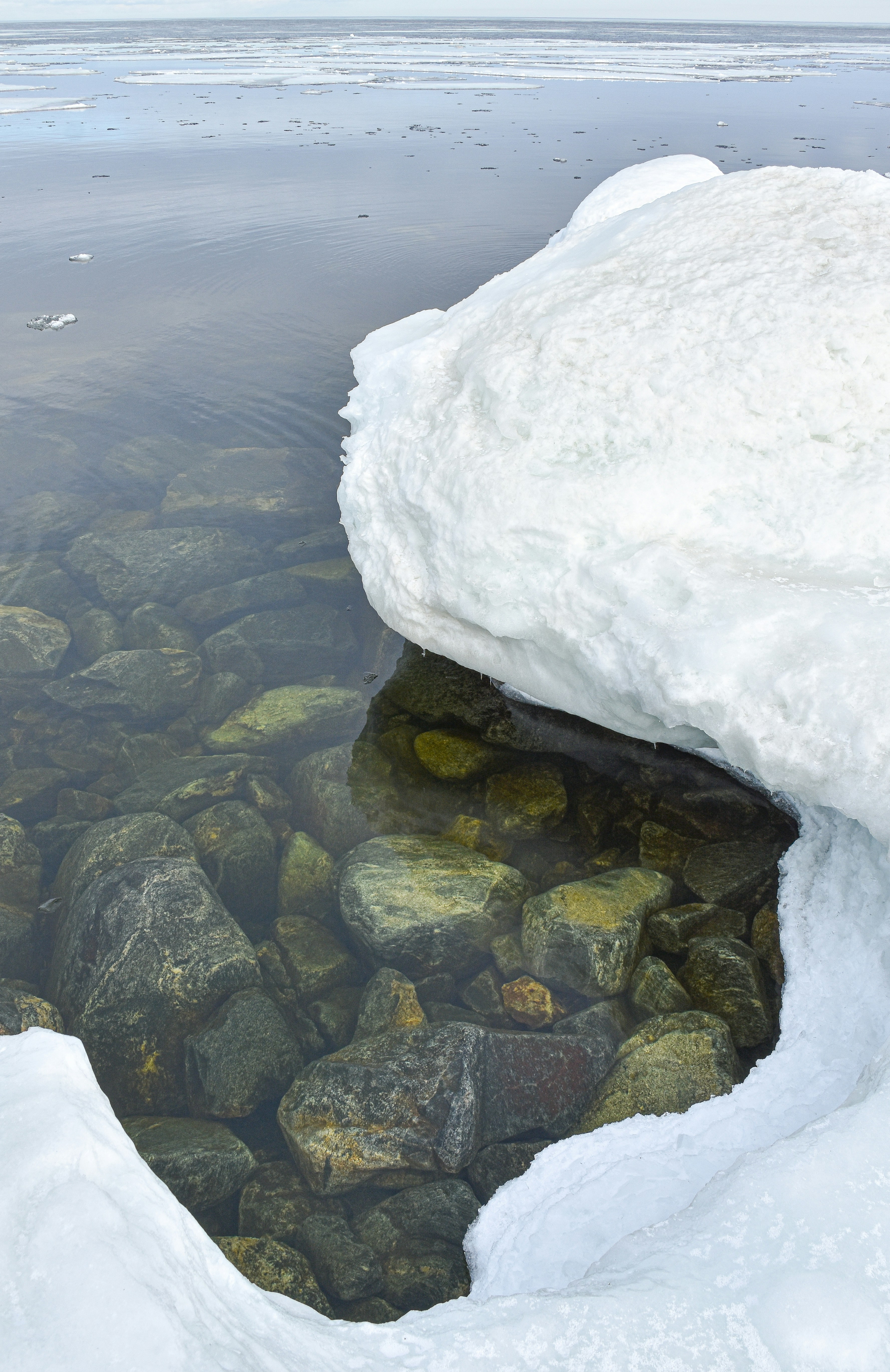 Ice and rocks meet at the water's edge. photo – Free Sea Image on Unsplash