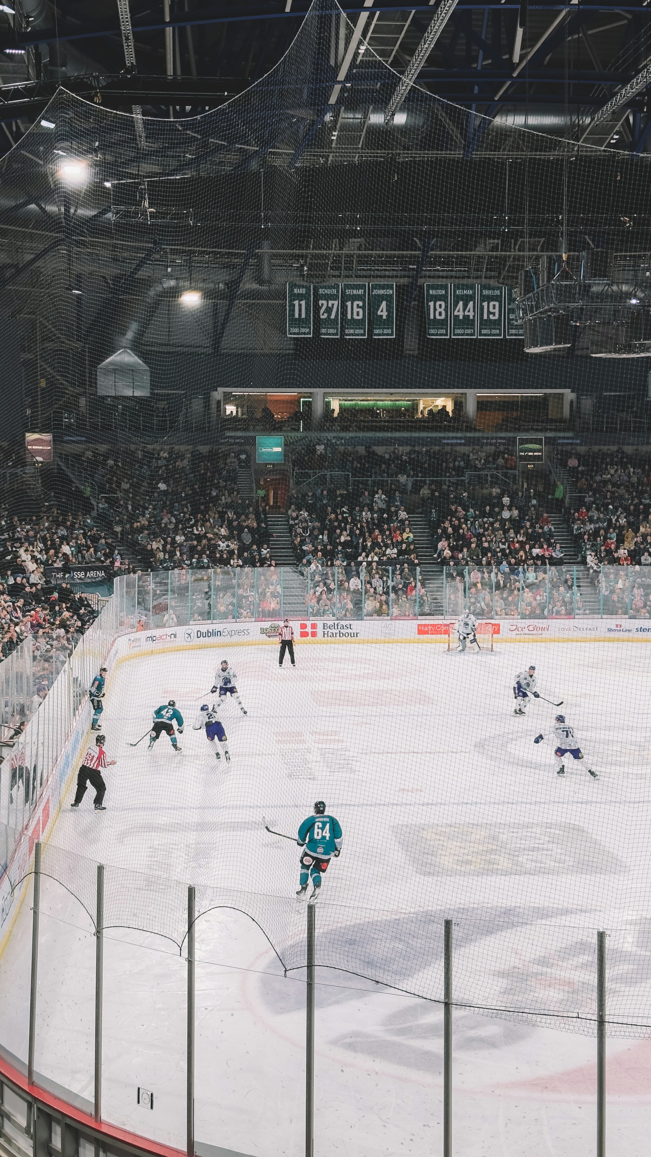 Dynamic Ice Showdown: A Clash of Skill and Strategy