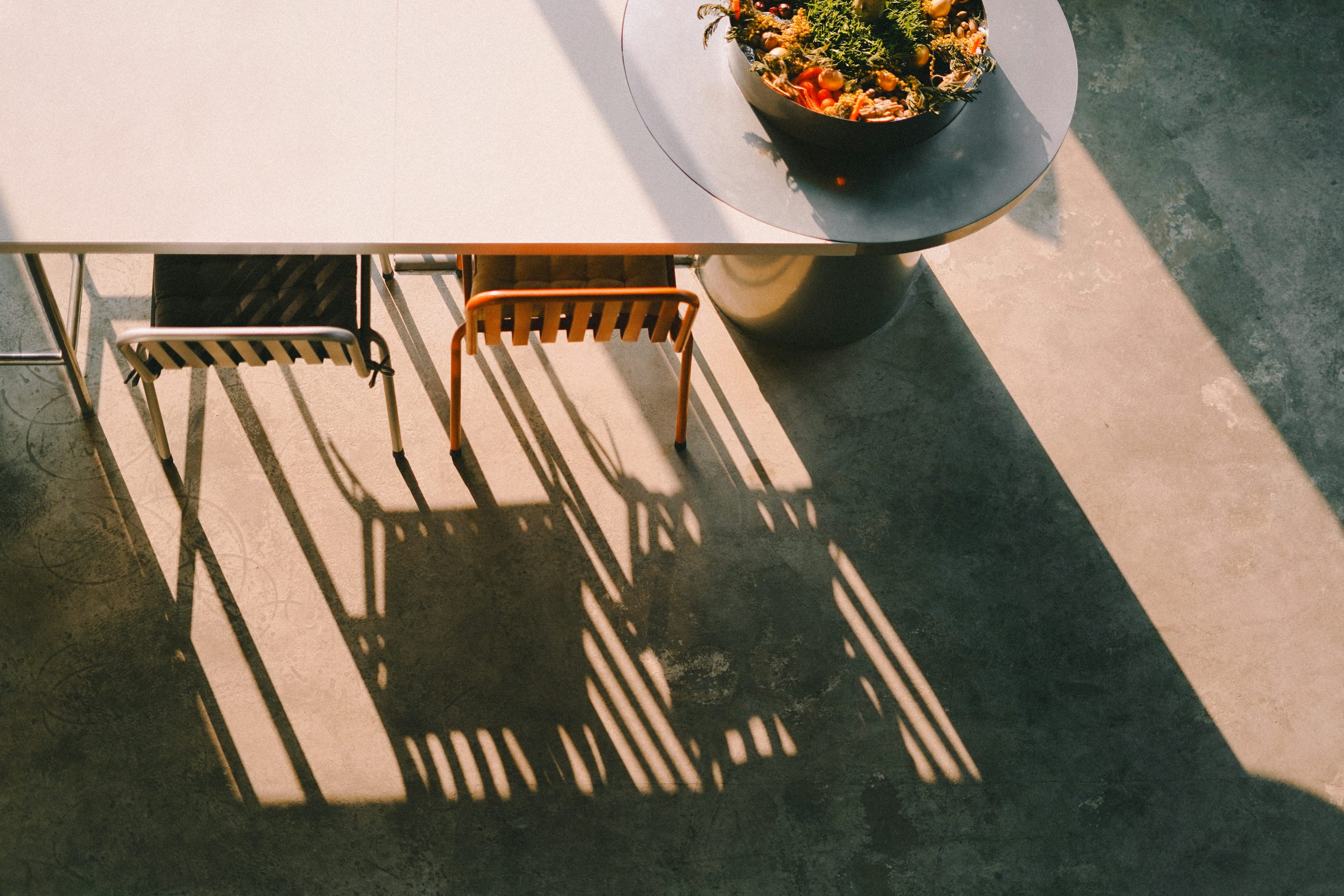 Mesas, sillas y sombras creando una escena soleada. foto – Imagen de ... Mesas, sillas y sombras creando una escena soleada. foto – Imagen de ...