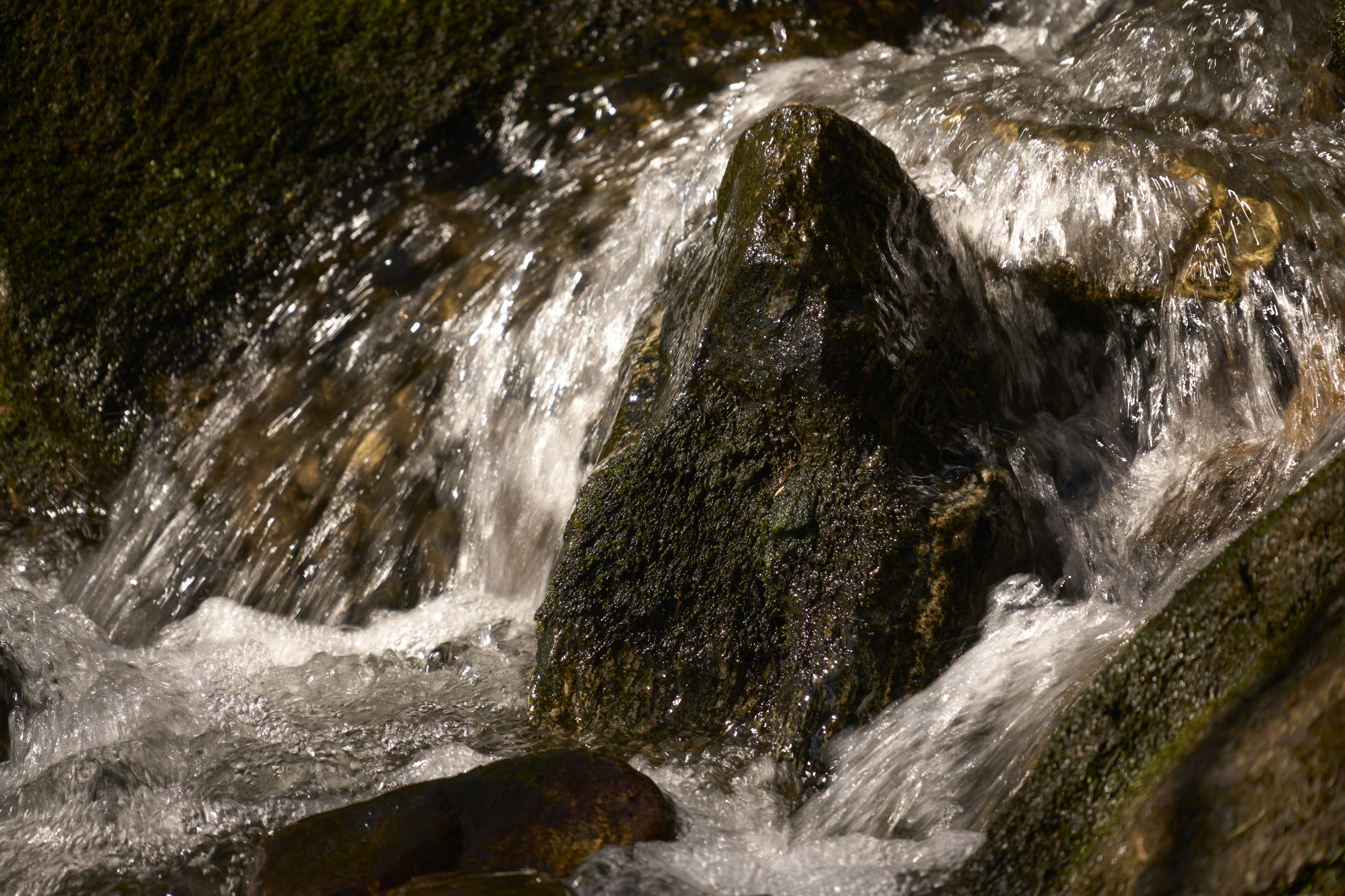 Water flows over rocks in a stream. photo – Free Image on Unsplash