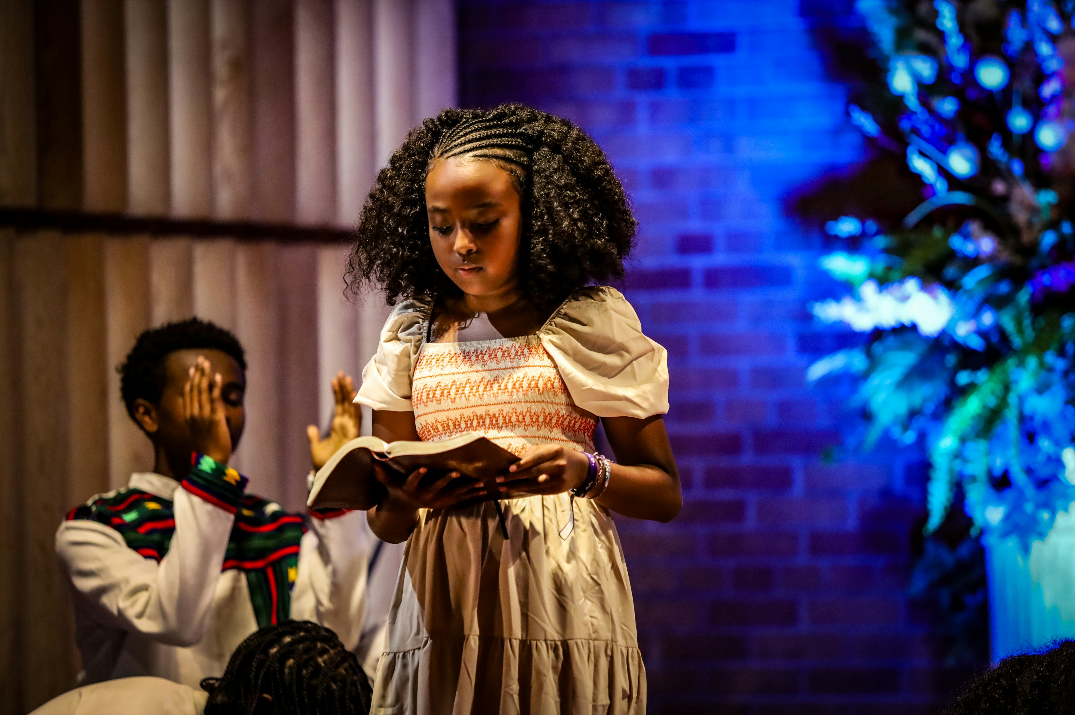 A young girl reads a book on stage. photo – Free Girl Image on Unsplash