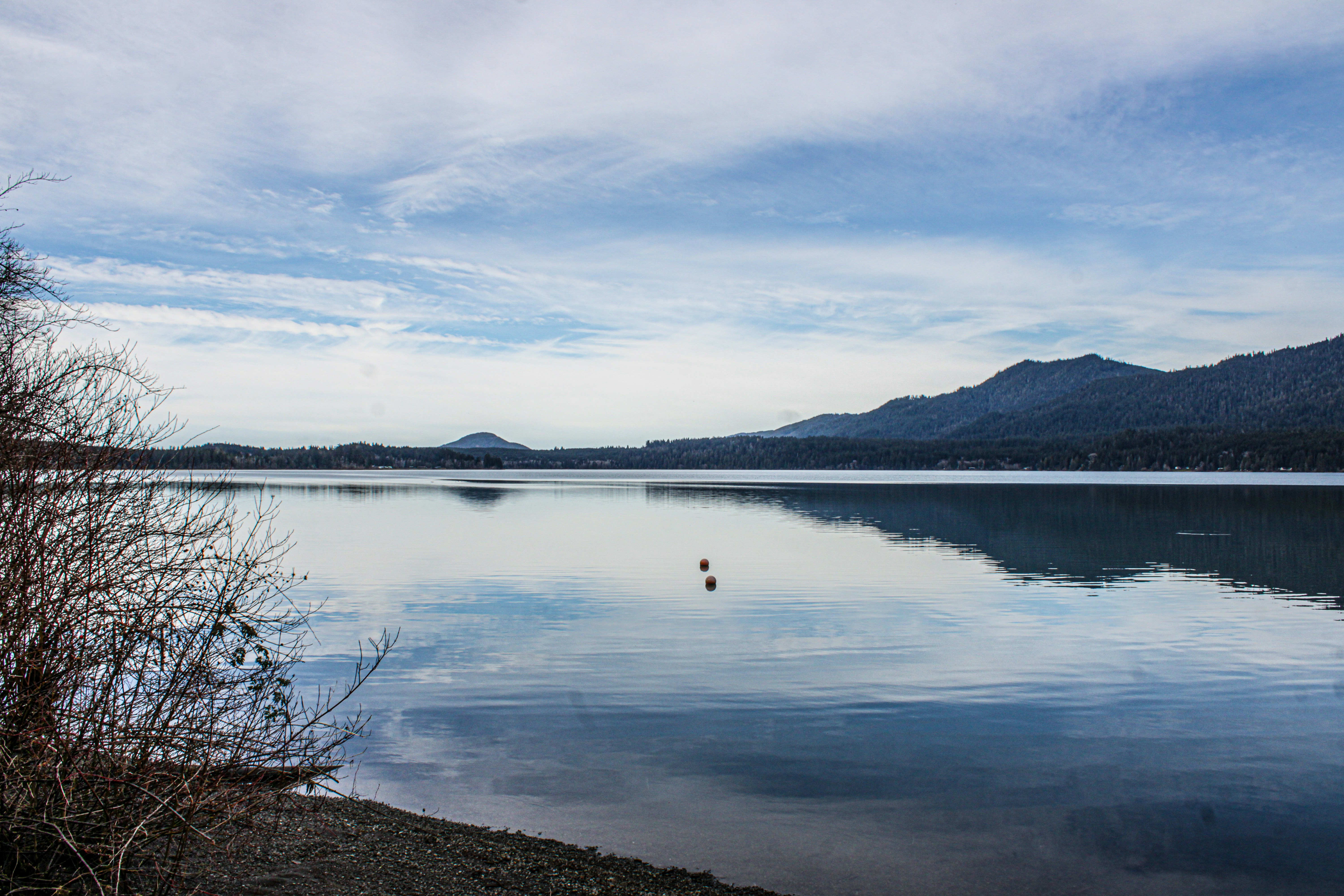 The lake reflects the sky and surrounding mountains. photo – Free ...