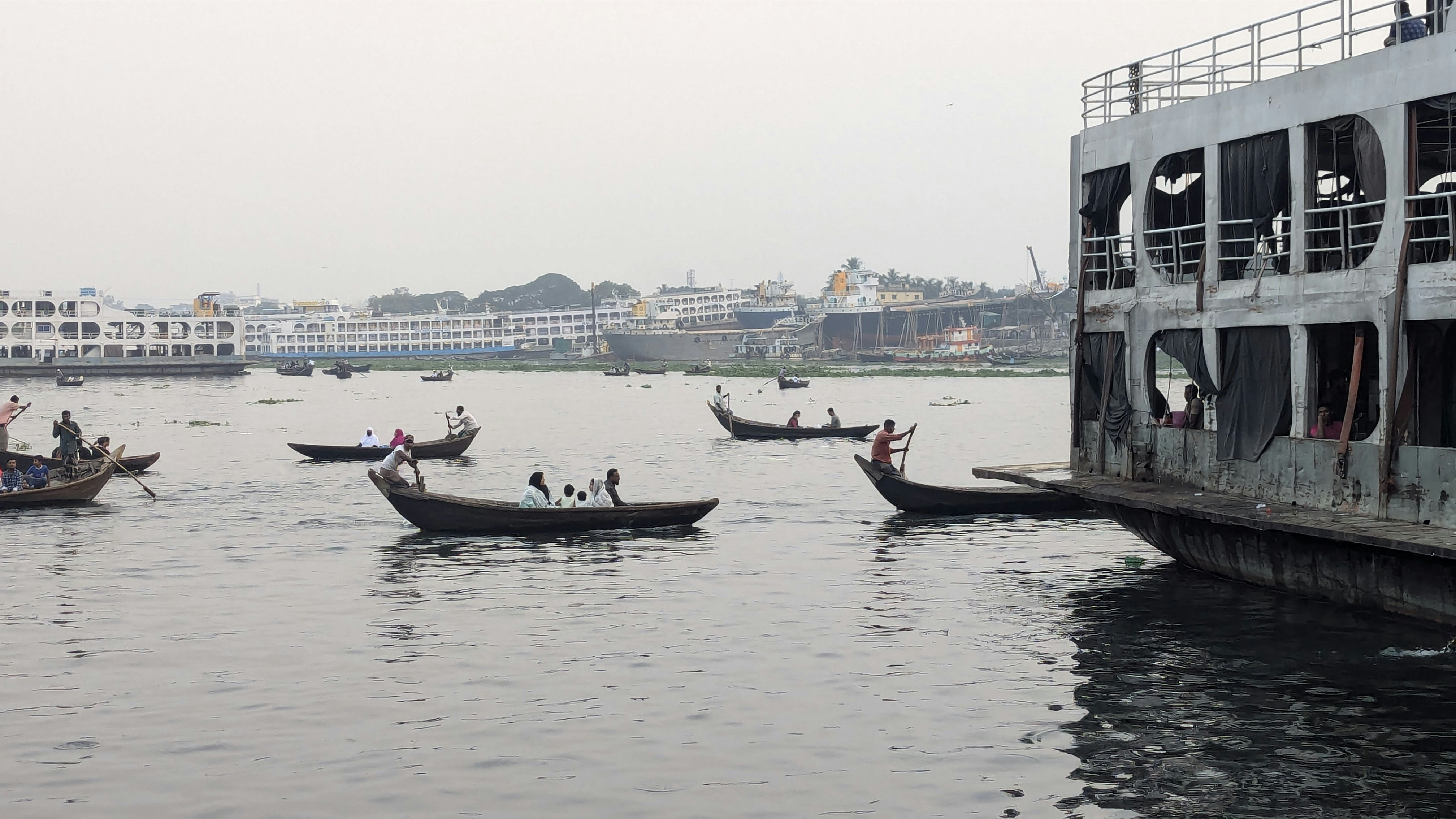 Los botes flotan en un río cerca de un gran ferry. foto – Imagen ...