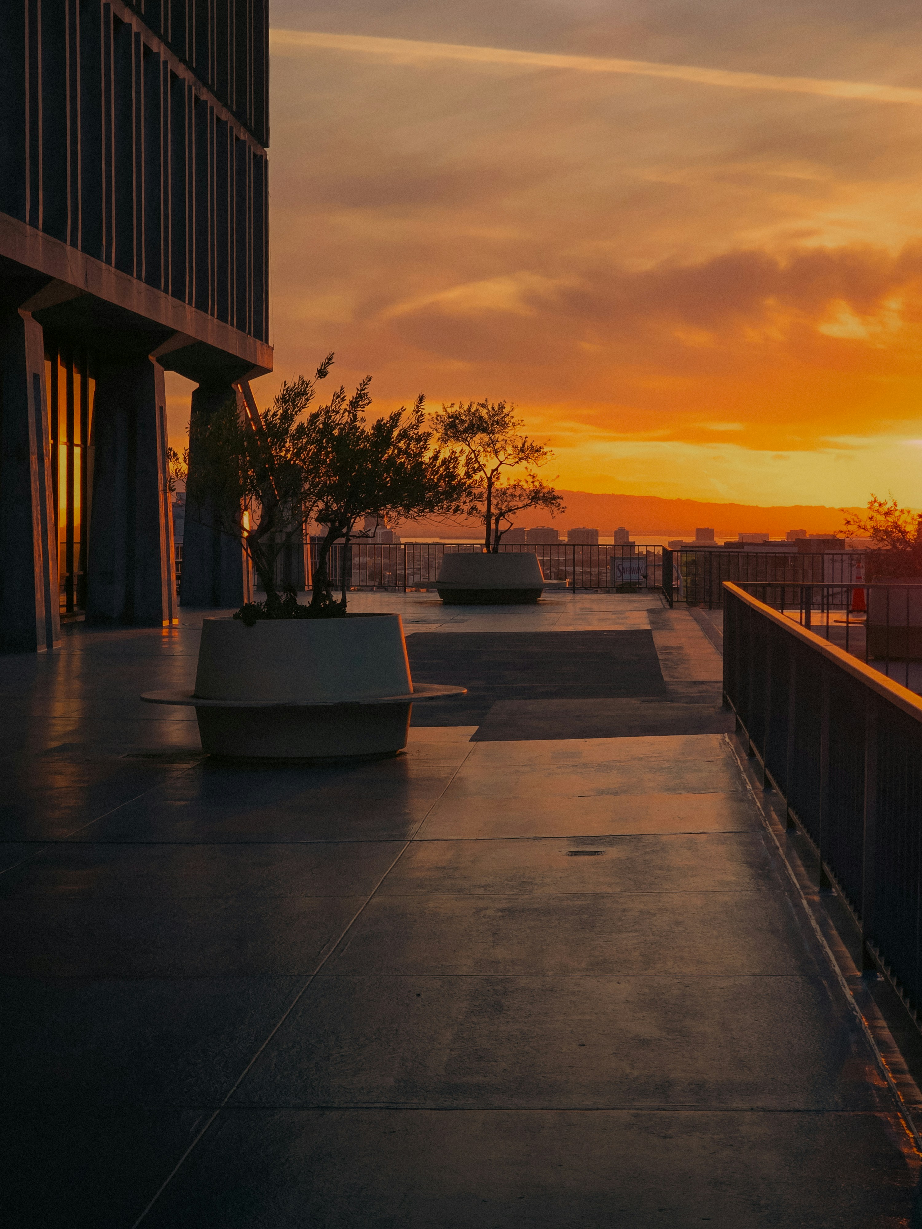La puesta de sol pinta el cielo sobre los tejados de una ciudad. foto ...