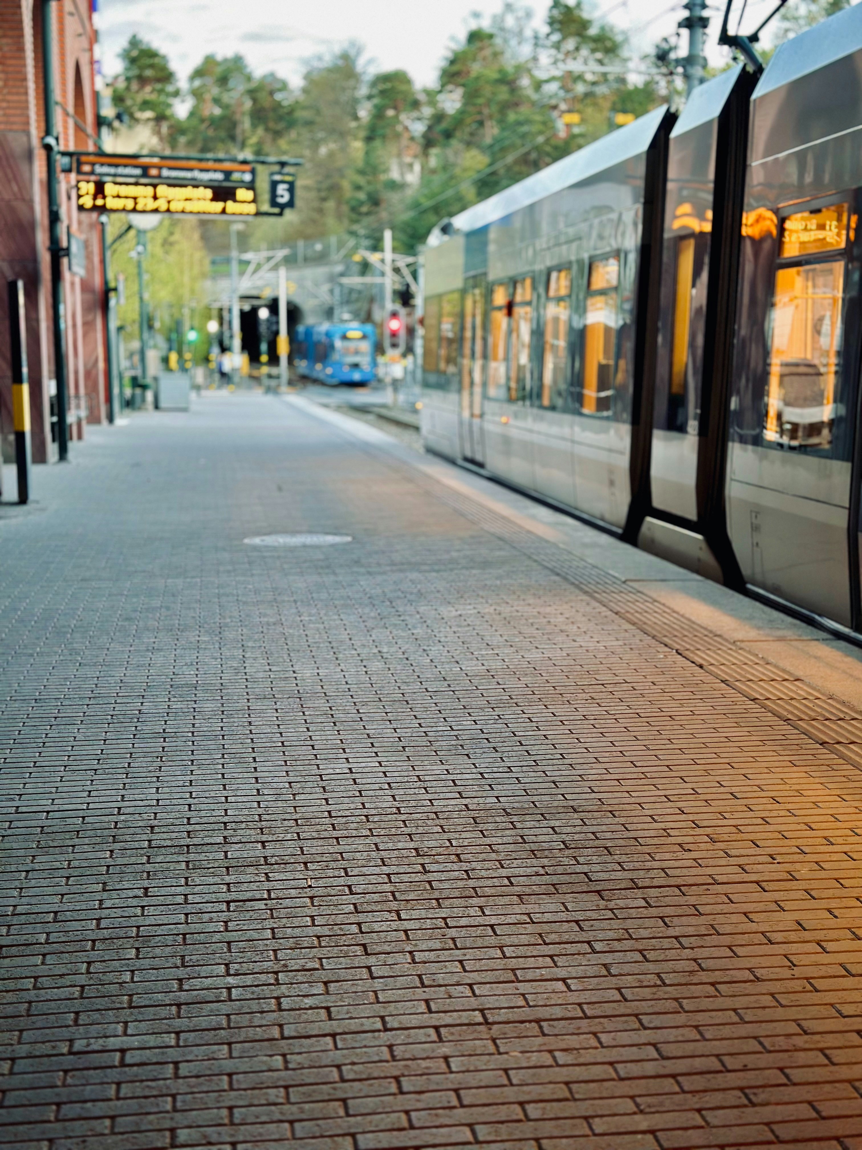 Platform Edge Quiet: A Tram Station Quietly Extends into the Distance