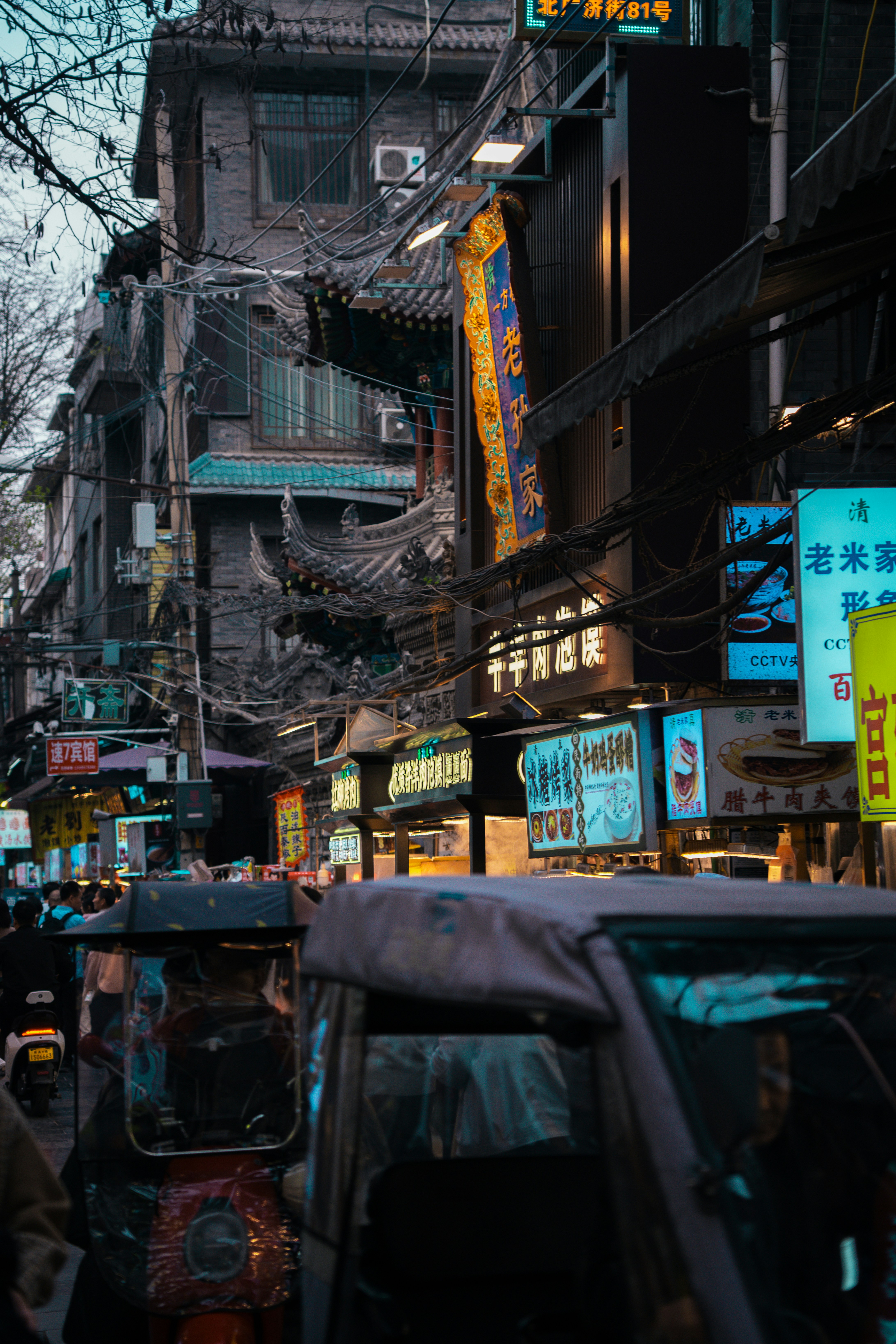 Busy, colorful street scene in a city. photo – Free Food Image on Unsplash