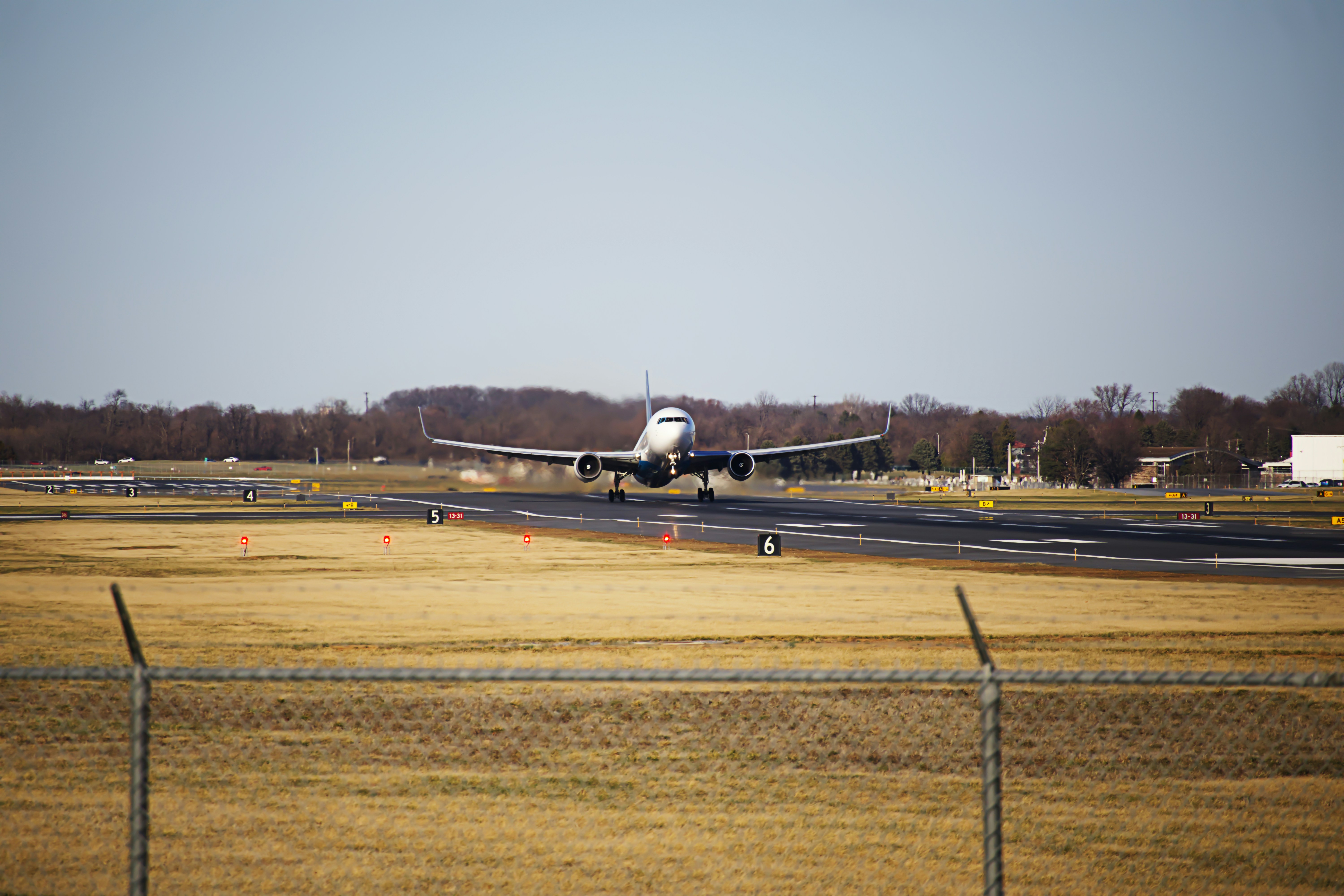Ein Flugzeug landet auf der Landebahn. Foto – Kostenloses Bild zum ...