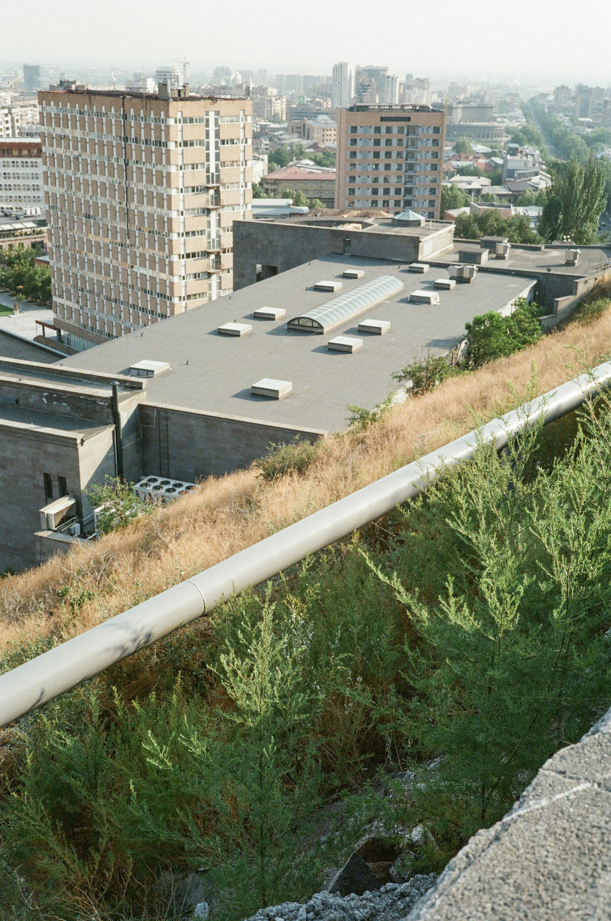 Urban scene overlooking buildings and rooftops. photo – Free City Image ...