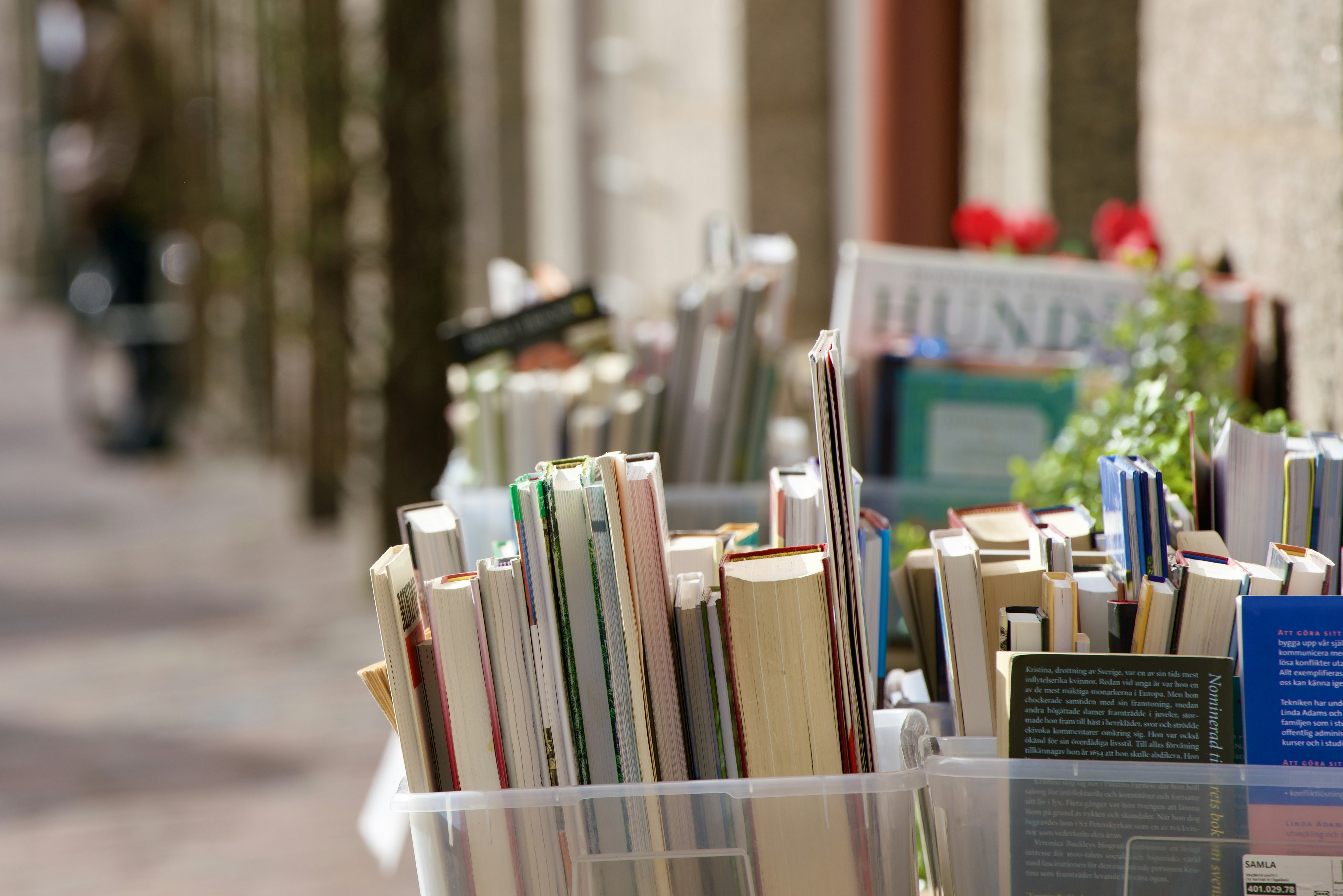 Des livres sont exposés dans un stand côté rue. photo – Image gratuite ...