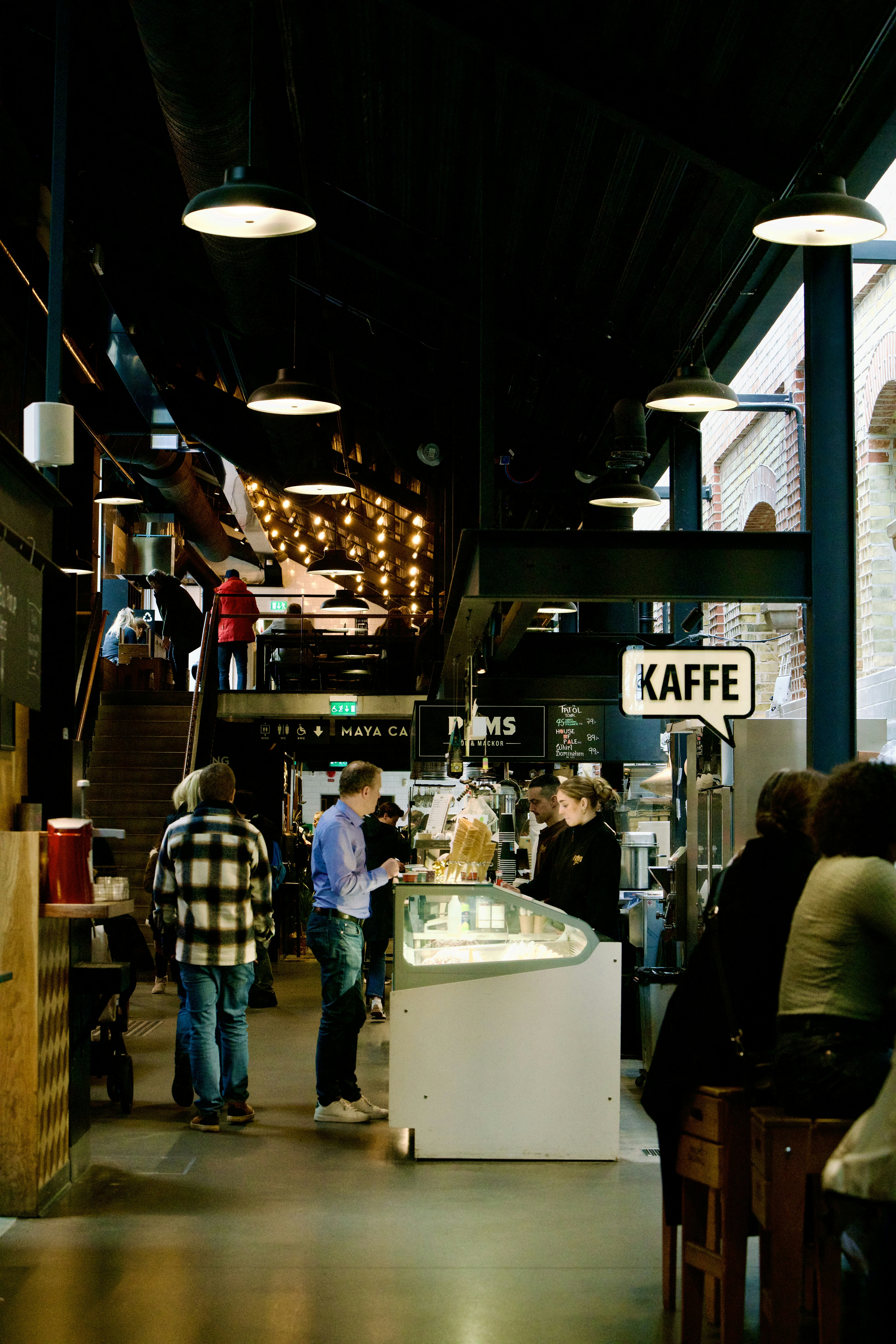 People order food and drinks in an indoor cafe. photo – Free Background ...