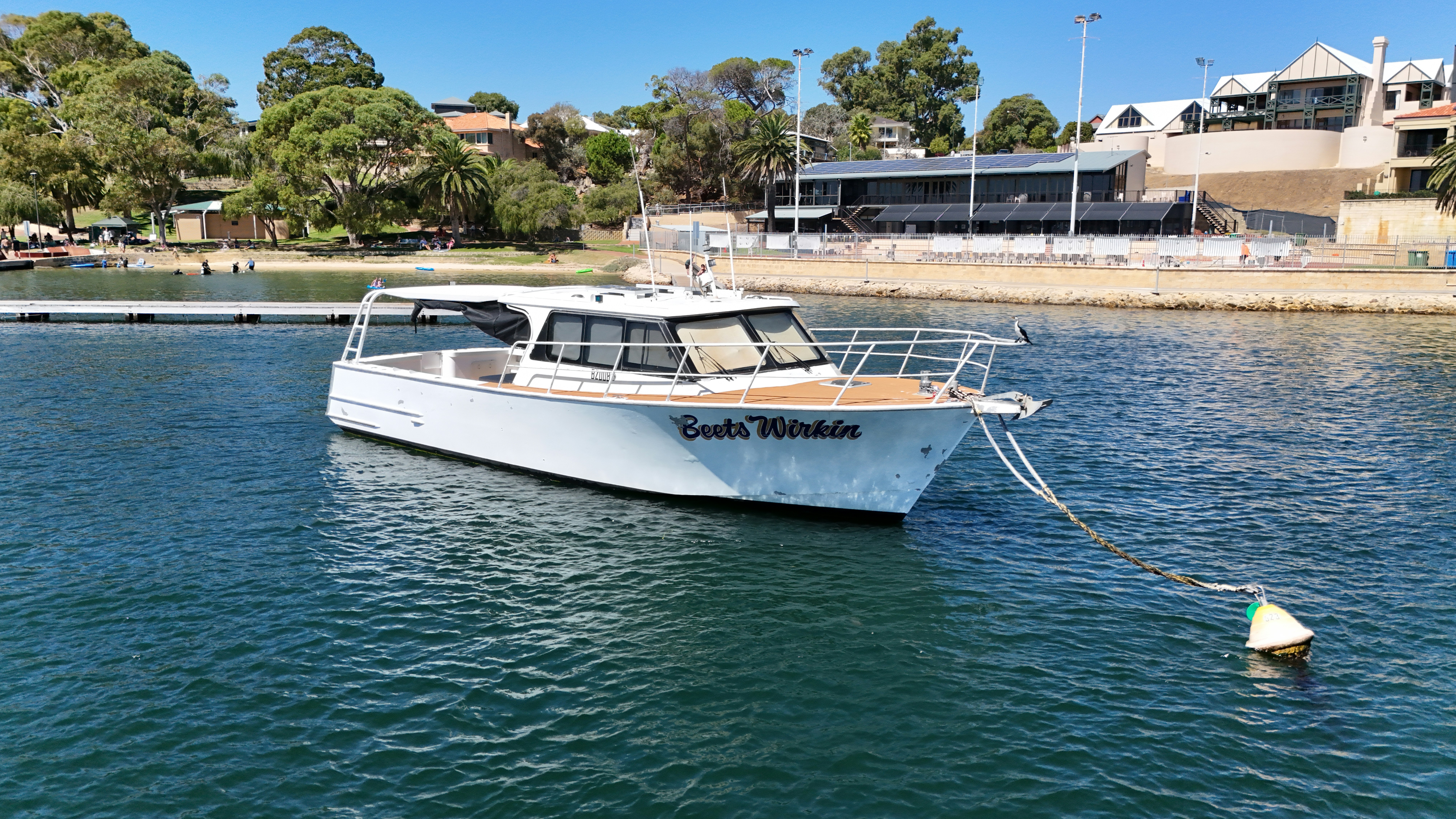 A white boat floats in the blue water. photo – Free Blue Image on Unsplash