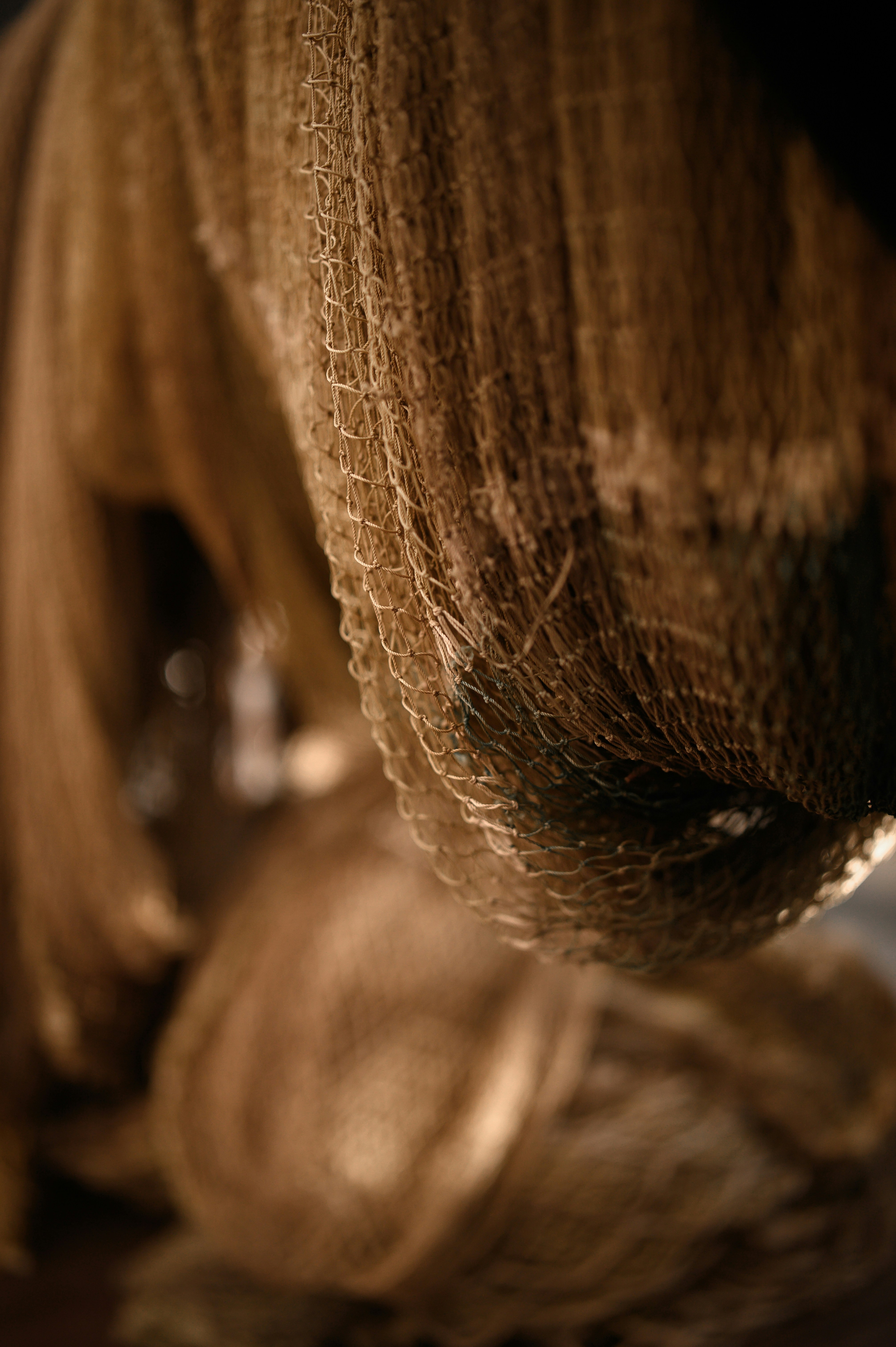 Voici une légende : filet de pêche drapé et suspendu dans le noir ...