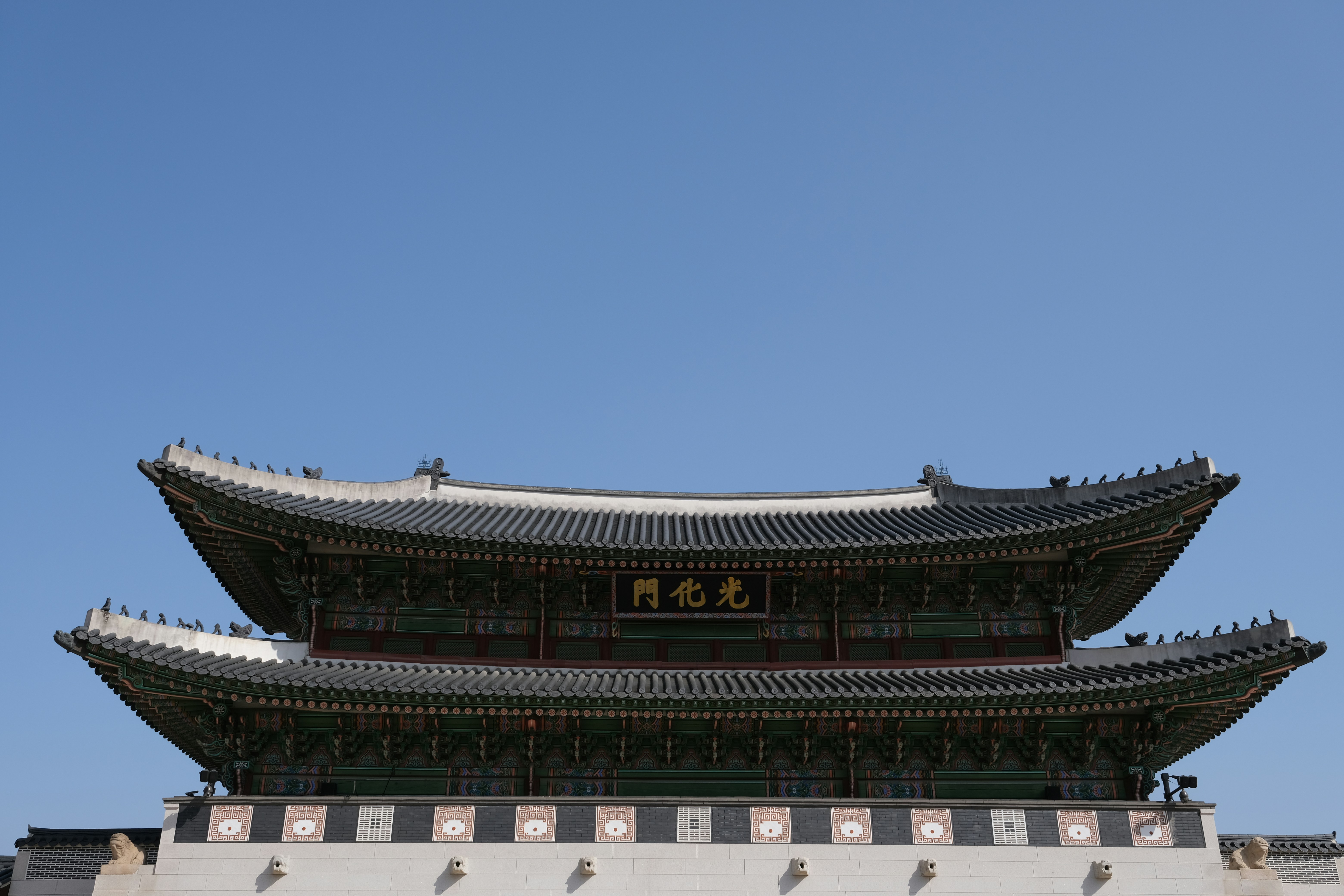 Three-Tier Gate Reaching the Cerulean Sky