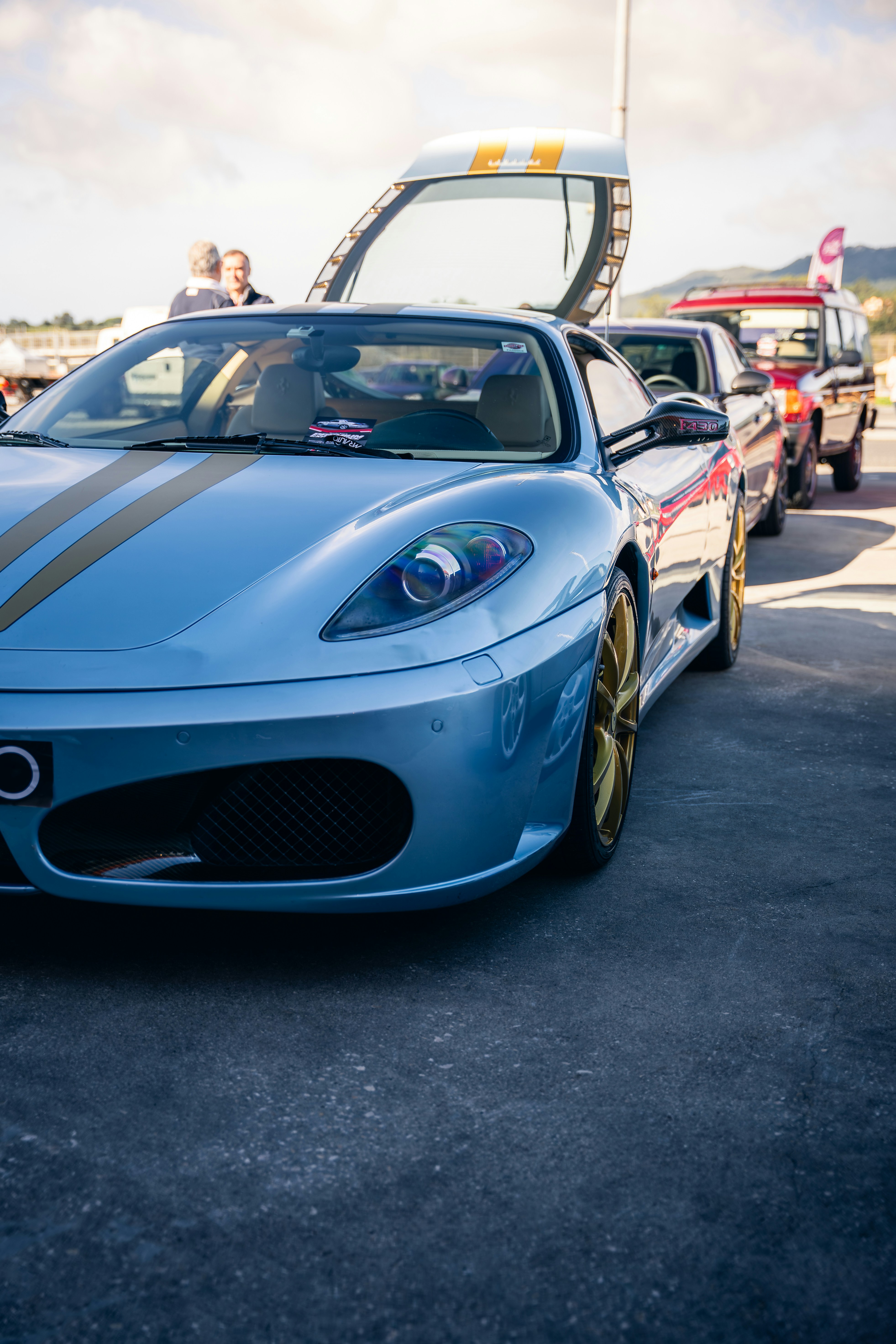 A blue ferrari is parked outside. photo – Free Car Image on Unsplash
