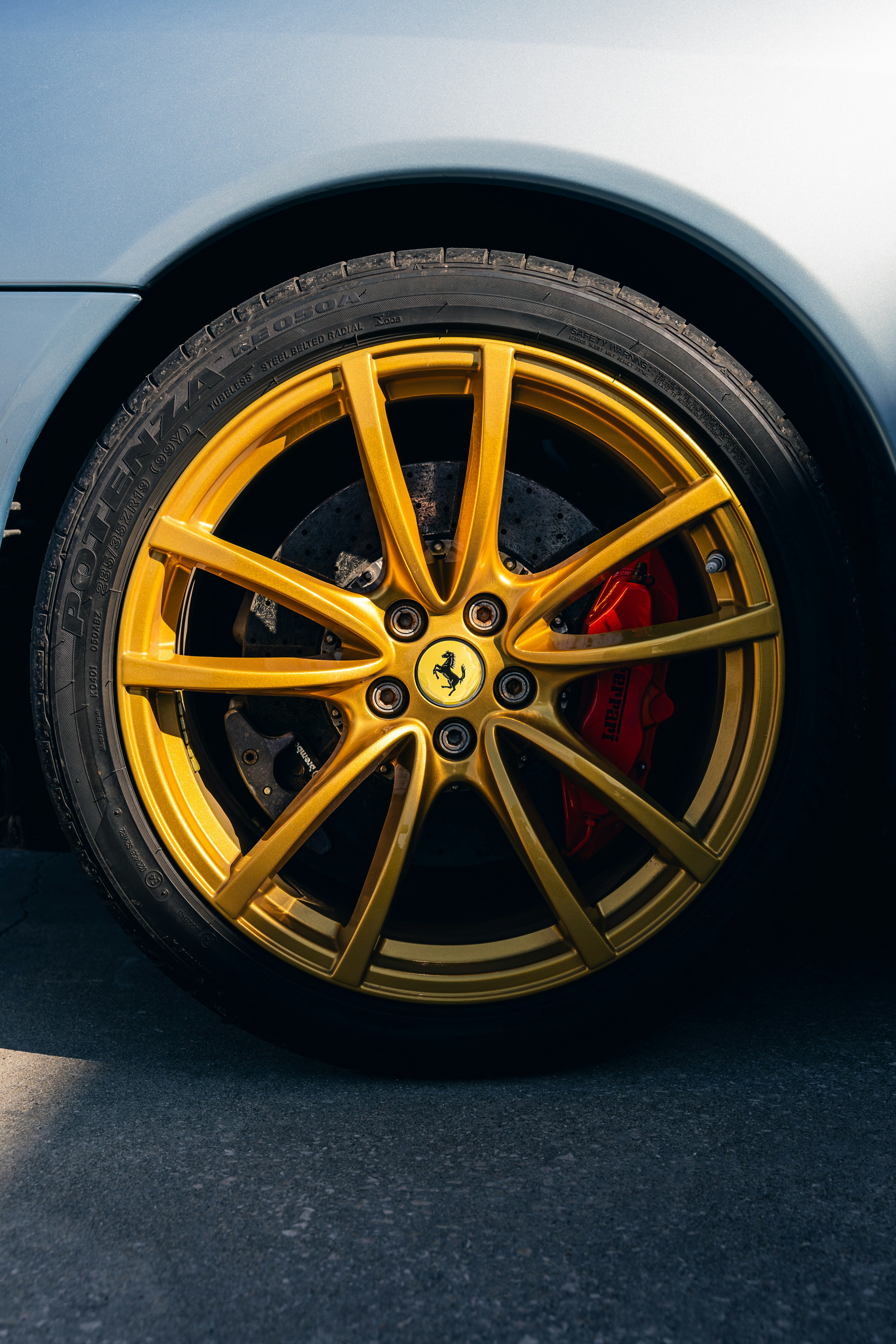 Uma roda Ferrari dourada com pinças vermelhas. foto – Imagem grátis ...
