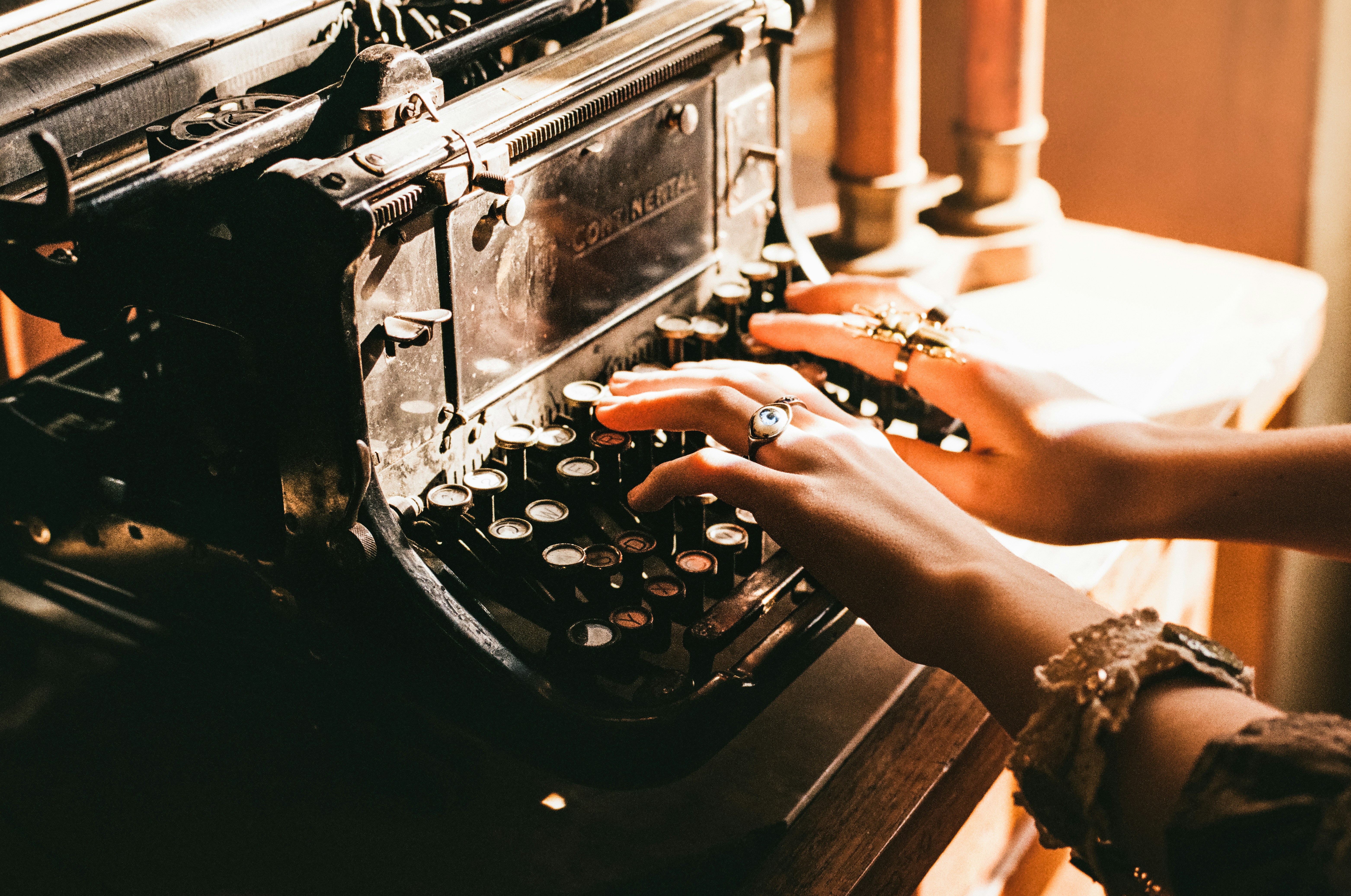 Hands typing on a vintage typewriter. photo – Free Image on Unsplash