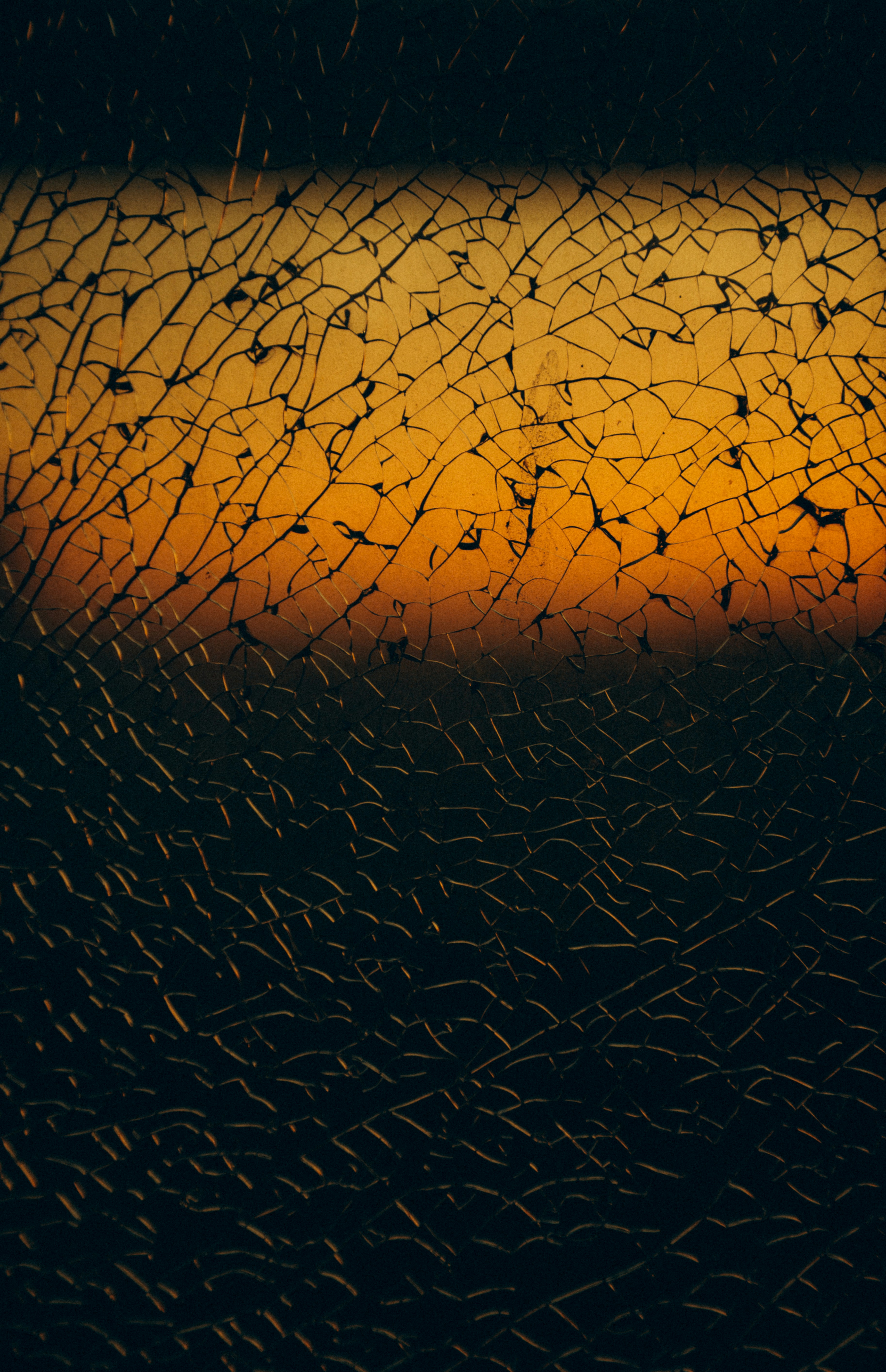 Cristales rotos con fondo naranja y negro. foto – Imagen de Textura gratuita en Unsplash