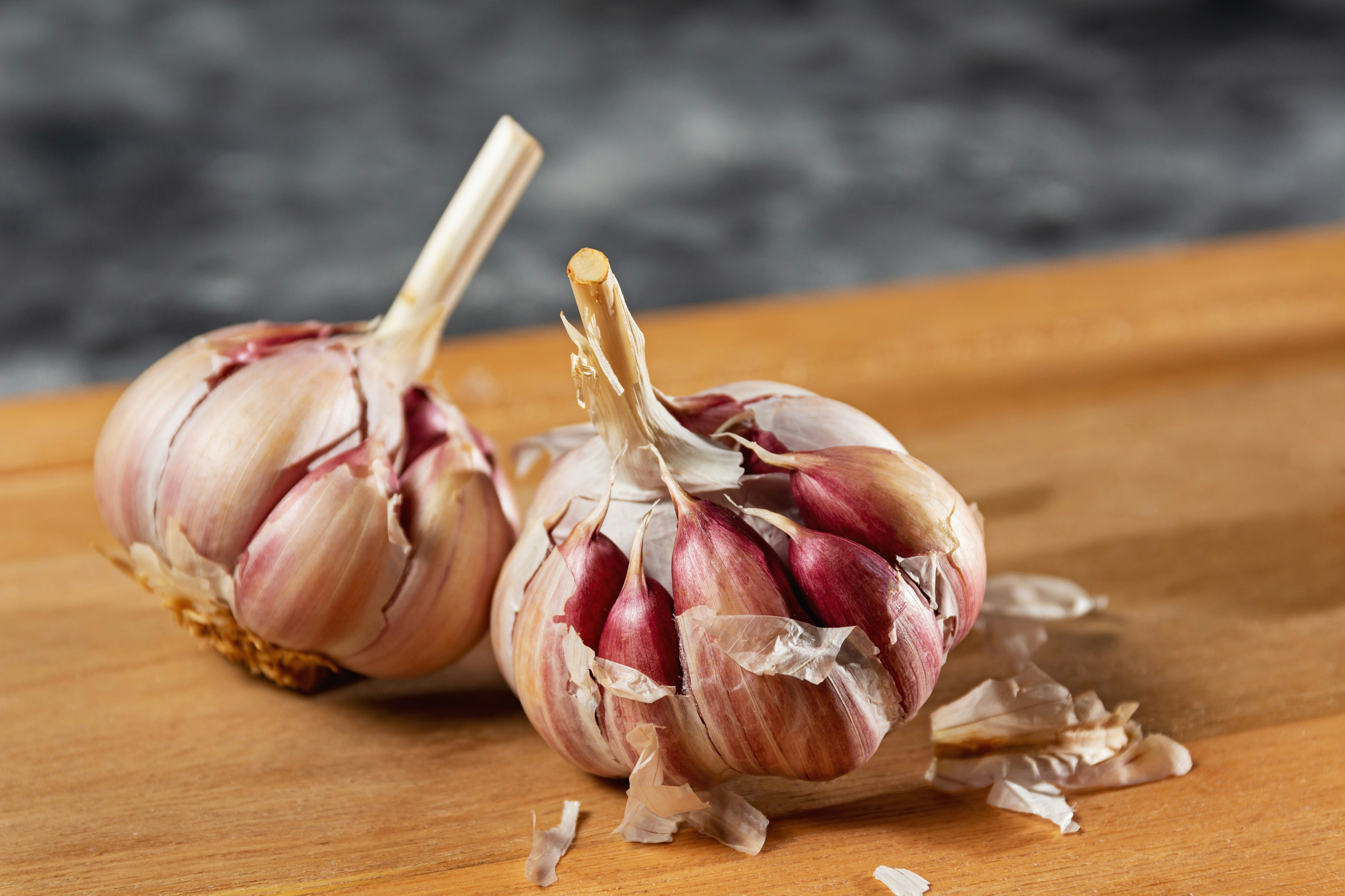 Two heads of garlic are placed on a wooden board. photo – Free Food ...