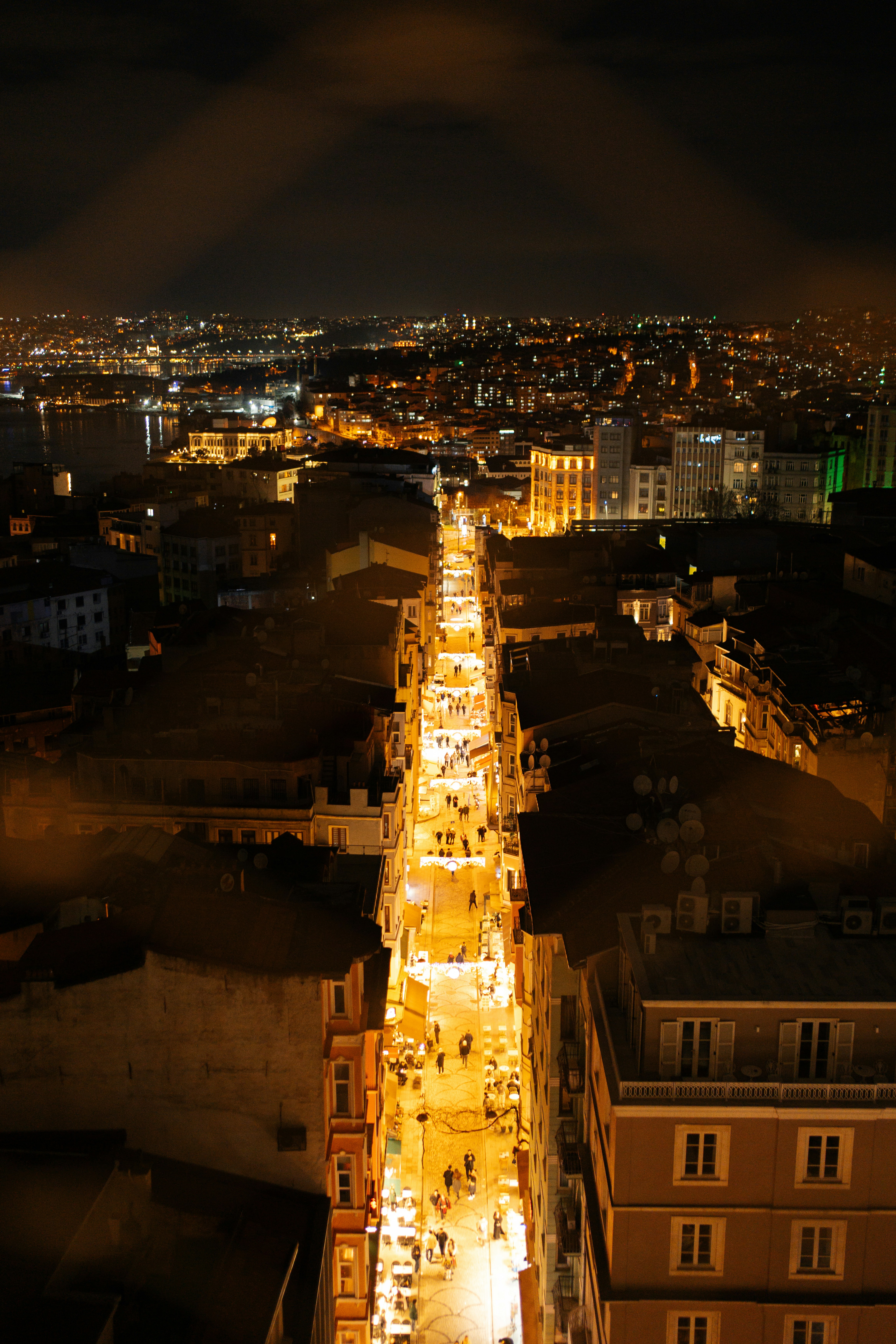 Vista nocturna de una calle de la ciudad llena de luces. foto – Imagen ...