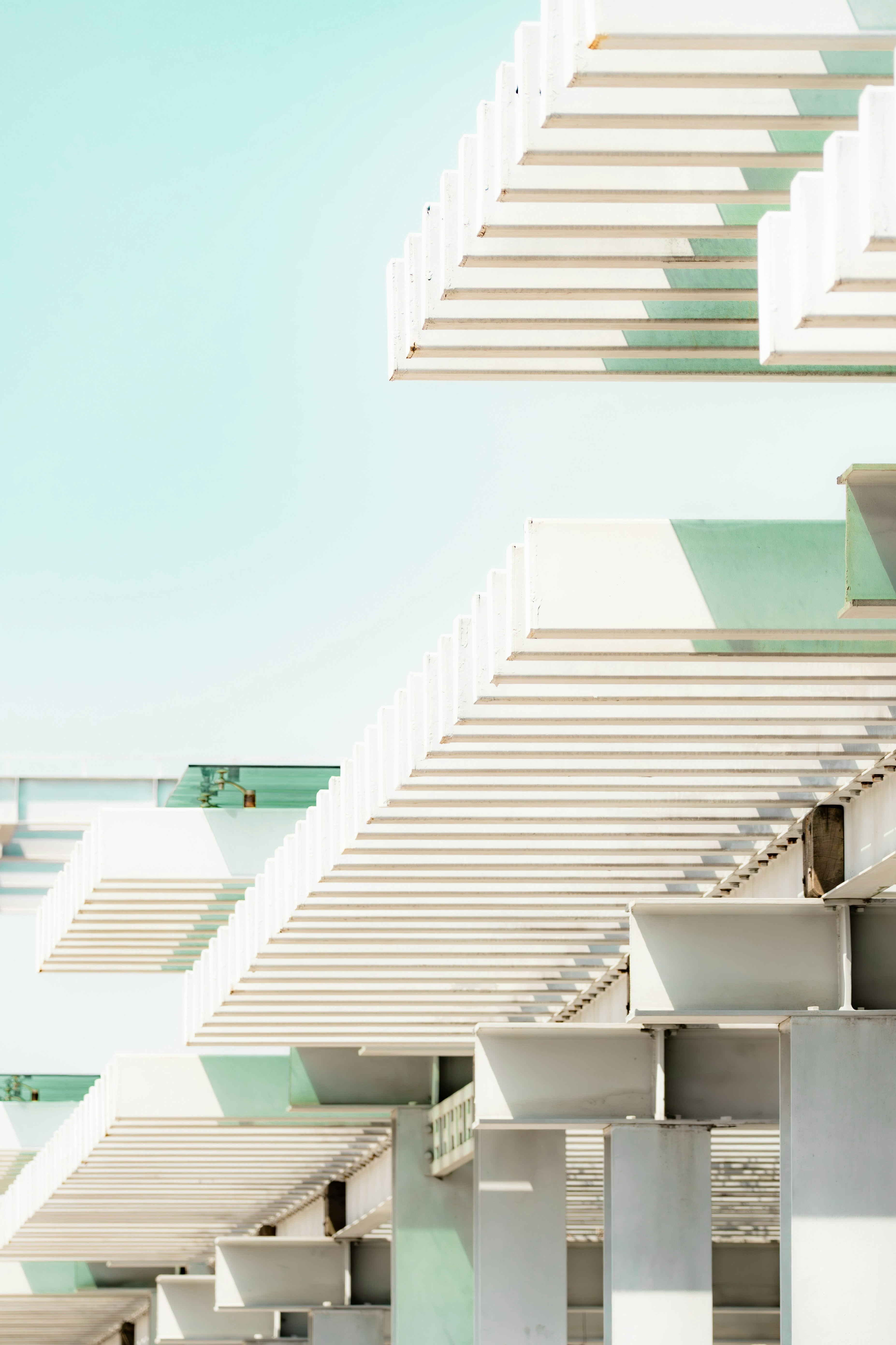 La arquitectura moderna presenta líneas y estructuras geométricas. foto ...