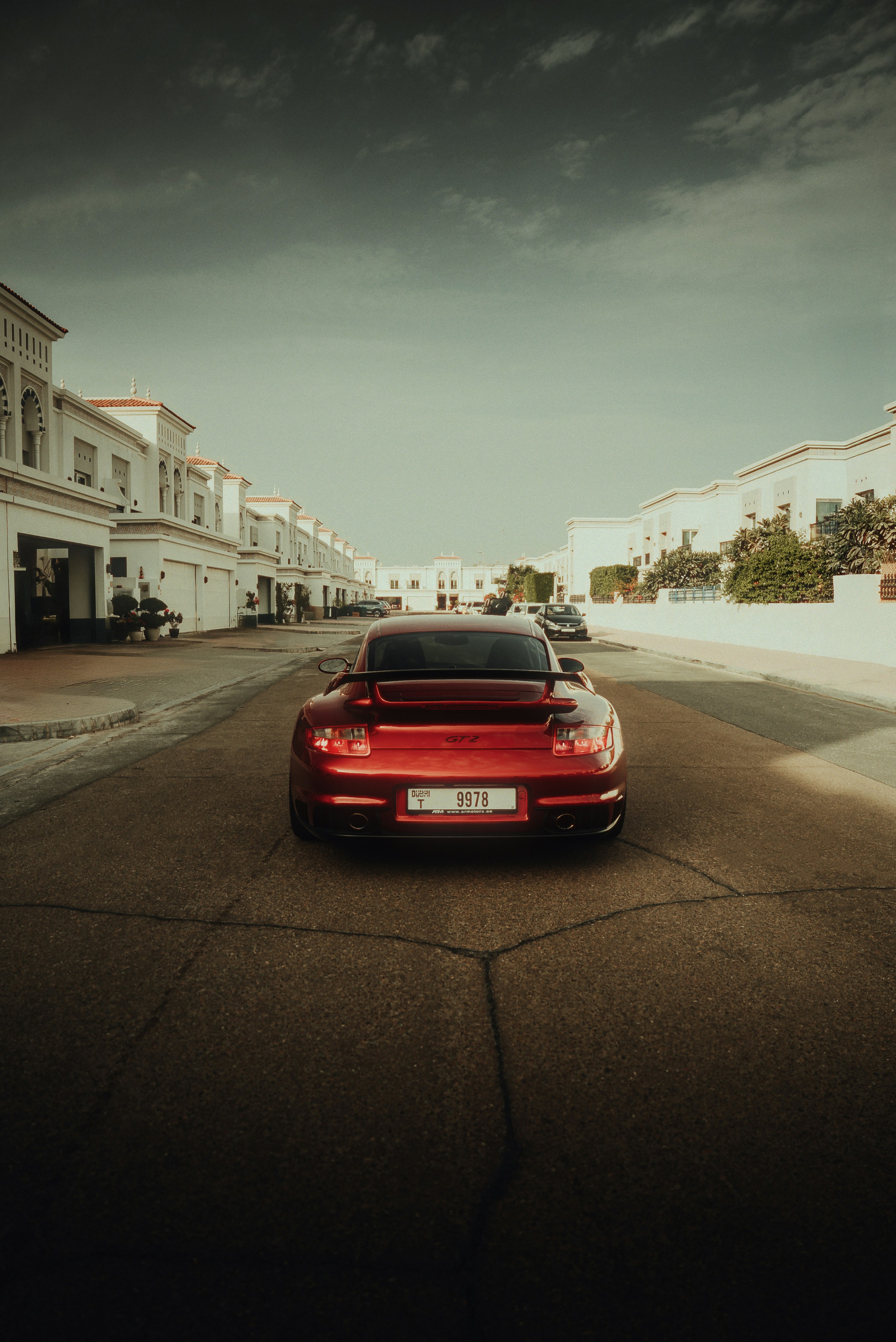 Foto Sebuah mobil sport merah diparkir di jalan. – Gambar Mobil Gratis ...