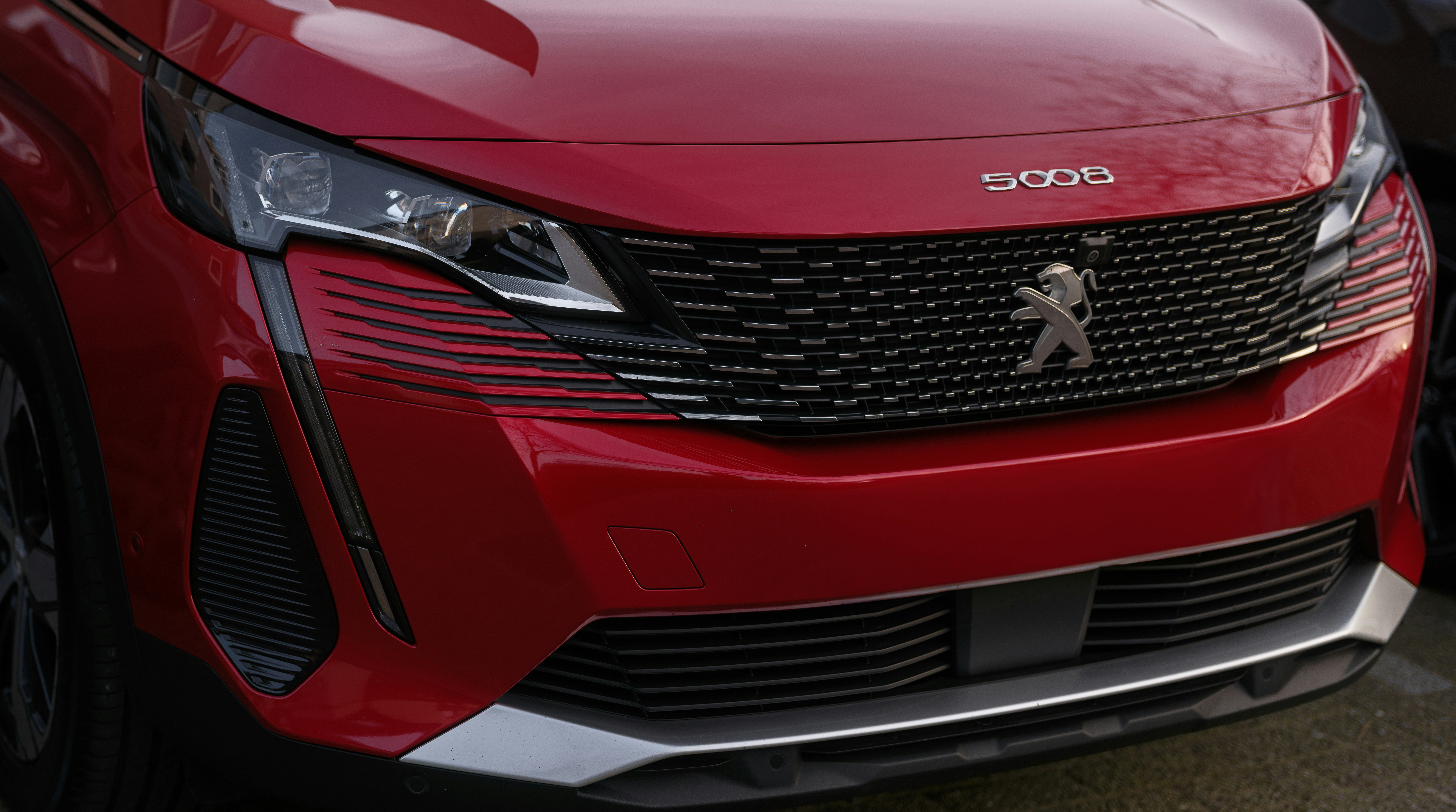Crimson Grille Portrait: Peugeot 5008’s Front End in Sharp Detail