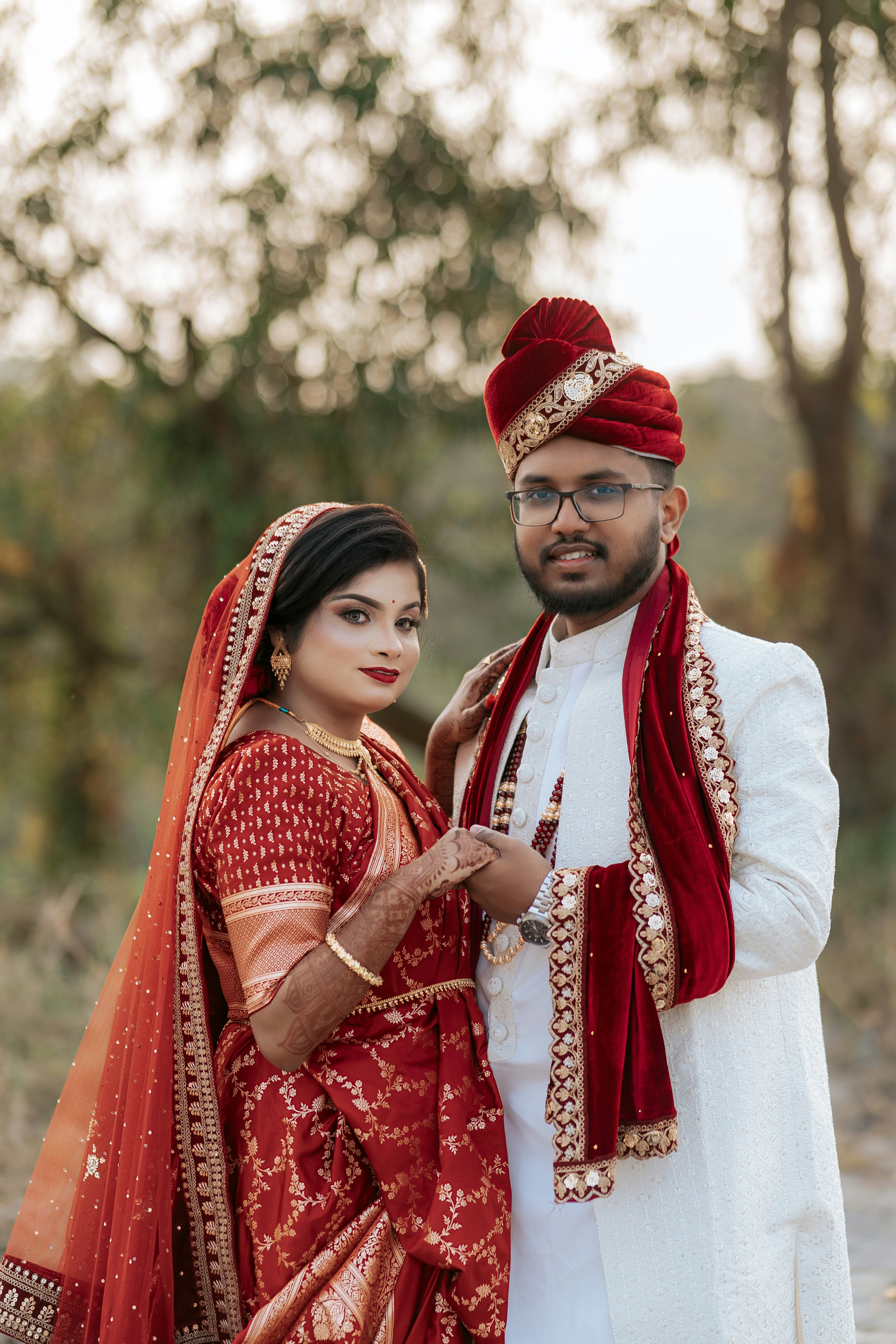 A newlywed couple poses in traditional attire. photo – Free Woman Image ...