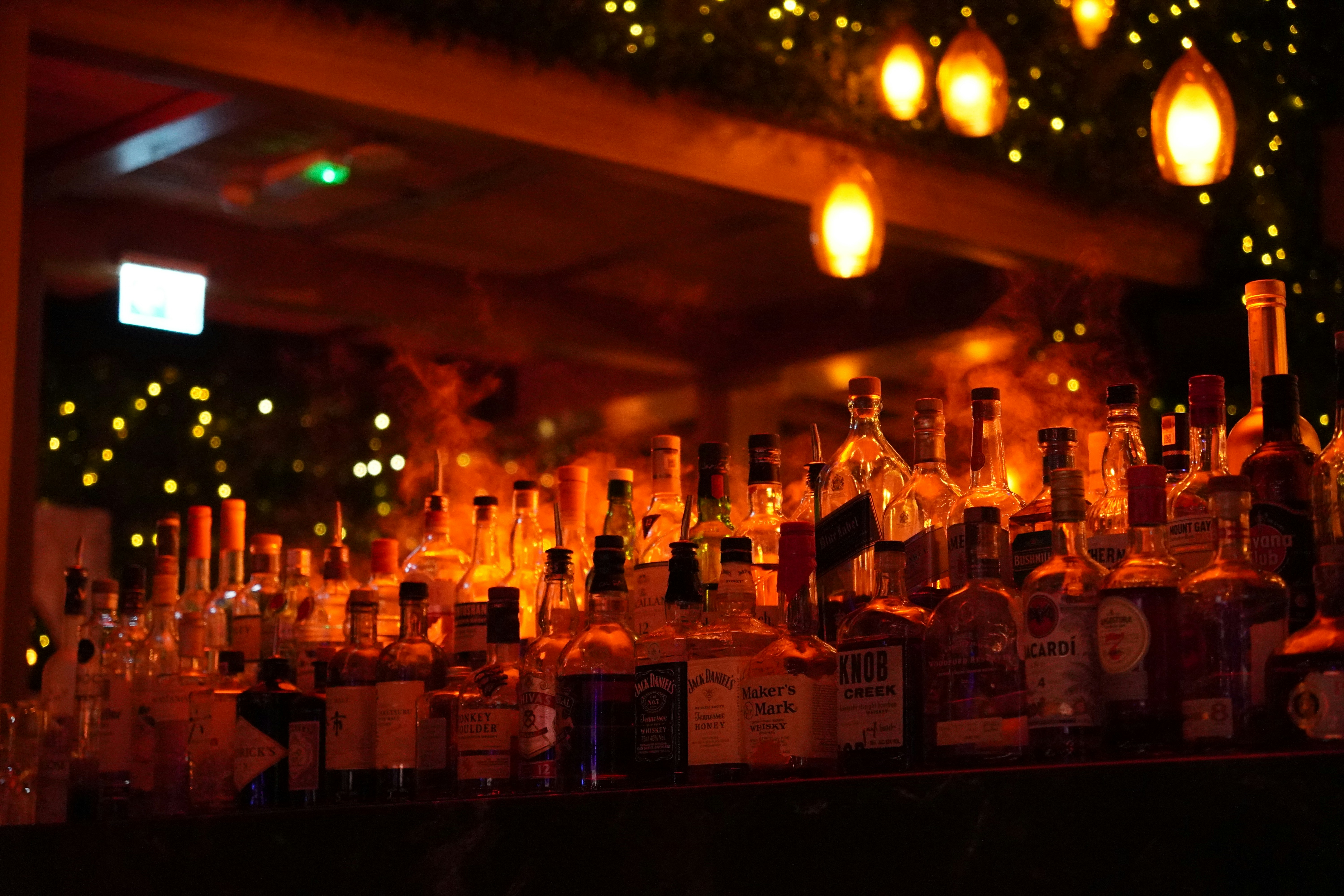 A well-stocked bar with dim lighting. photo – Free Dubai Image on Unsplash