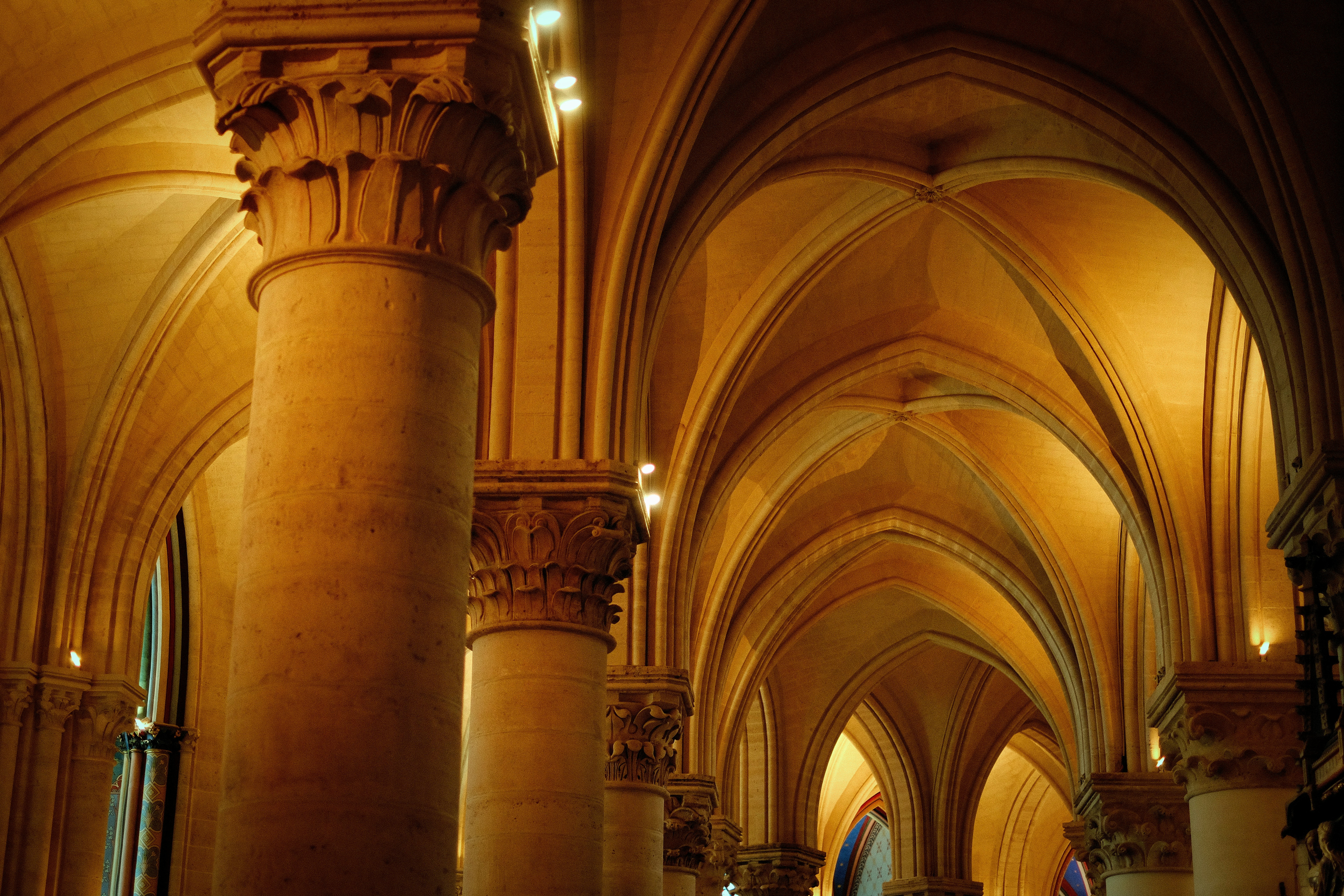 Arched columns and ceilings in a cathedral. photo – Free Building Image ...