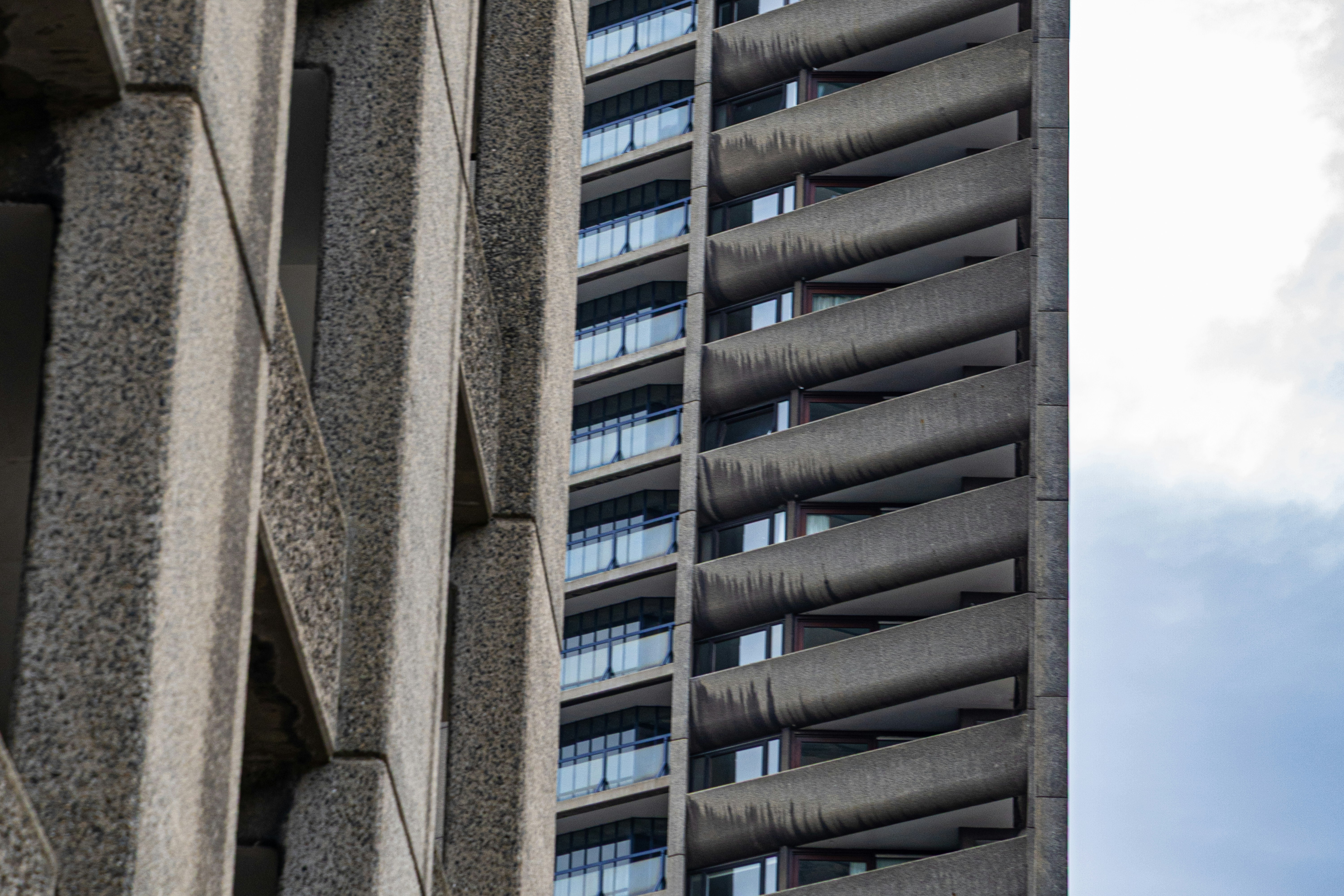Los modernos edificios de hormigón con balcones se elevan hacia arriba. foto – Imagen de ...