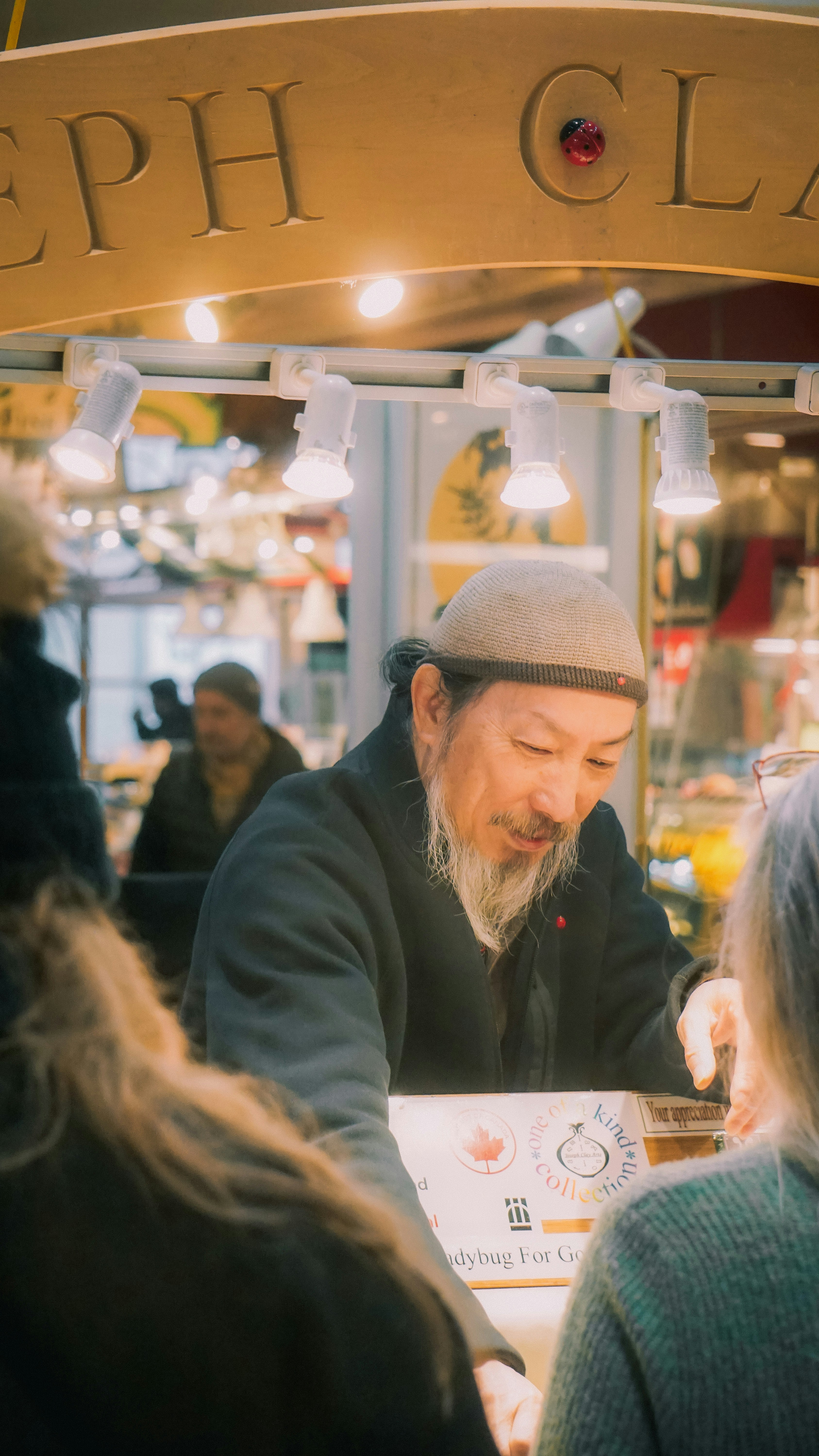 Un fournisseur interagit avec les clients. photo – Image gratuite de ...