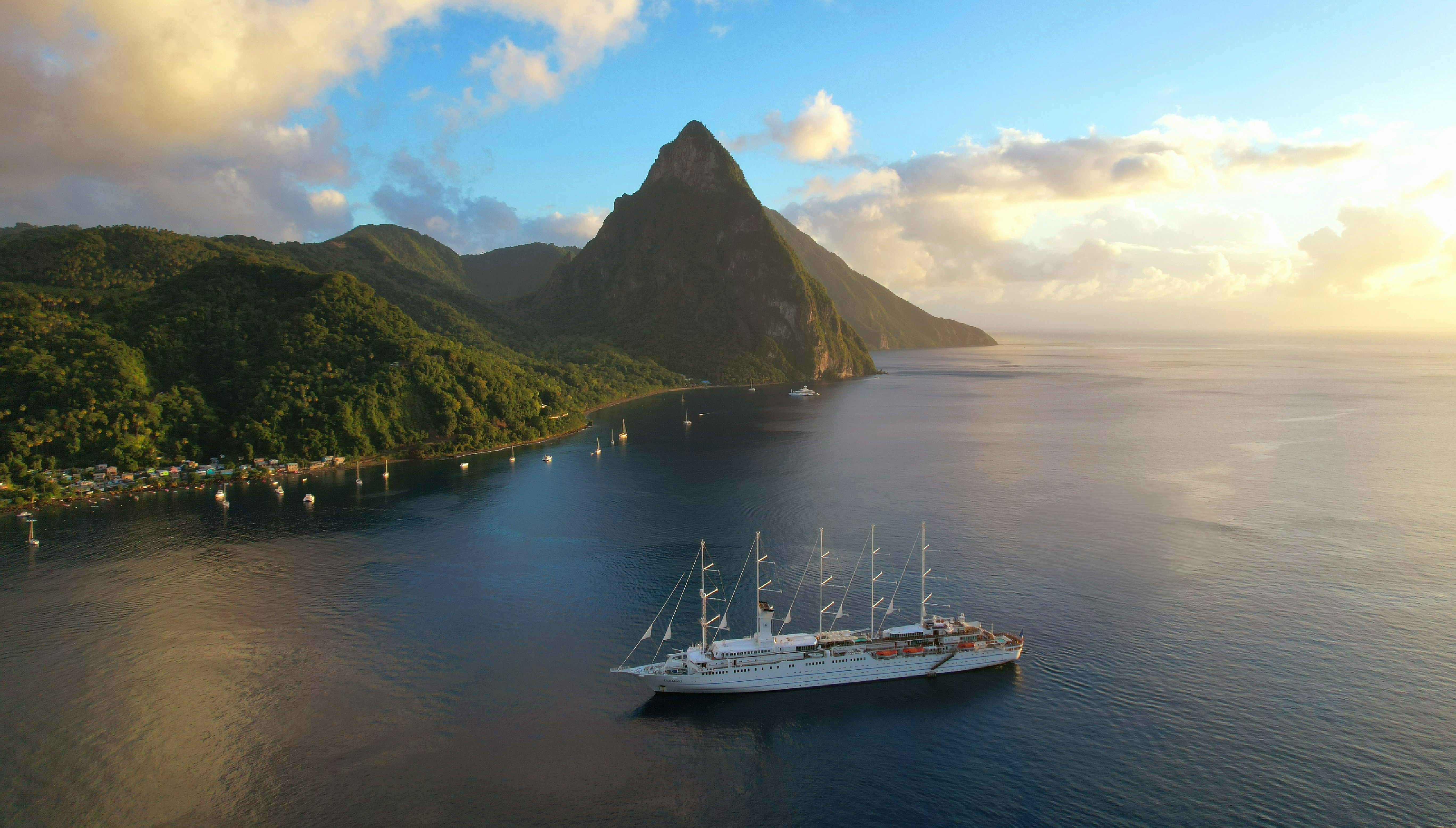 A boat sails toward pitons at sunset. photo – Free Land Image on Unsplash