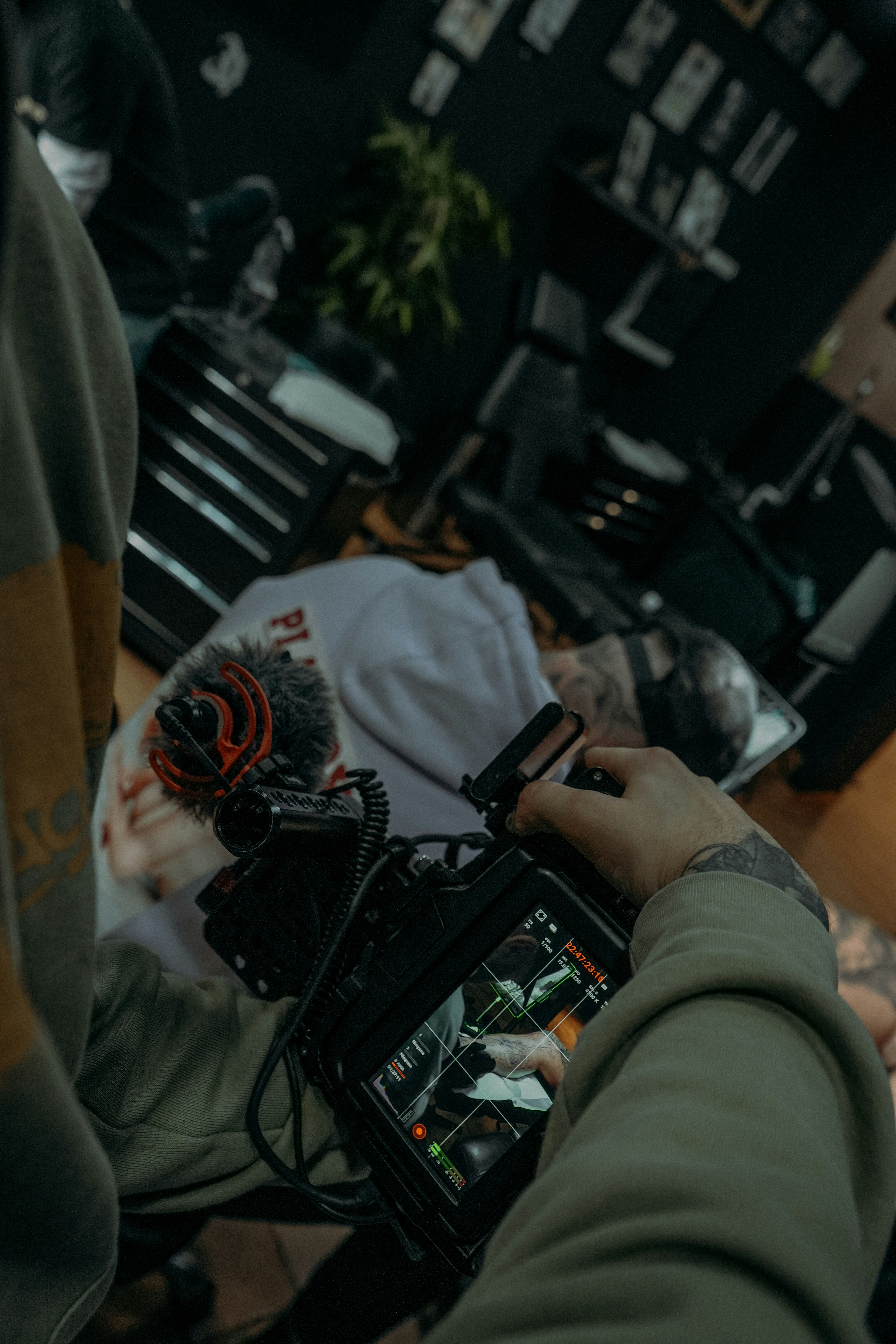 Filming a close-up in a tattoo parlor. photo – Free Man Image on Unsplash