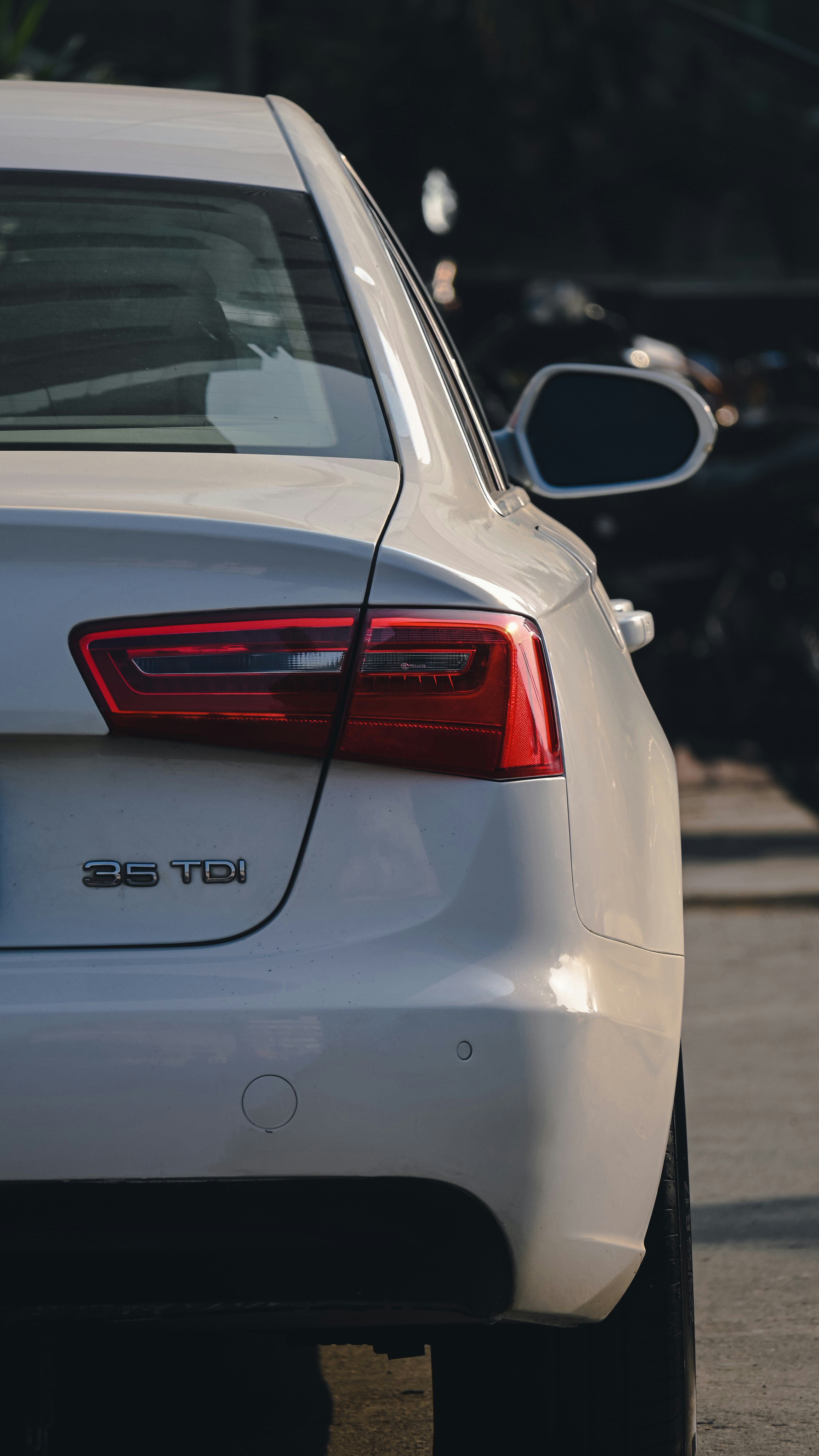 Tail-Light Geometry: A White 3.0 TDI Portrait