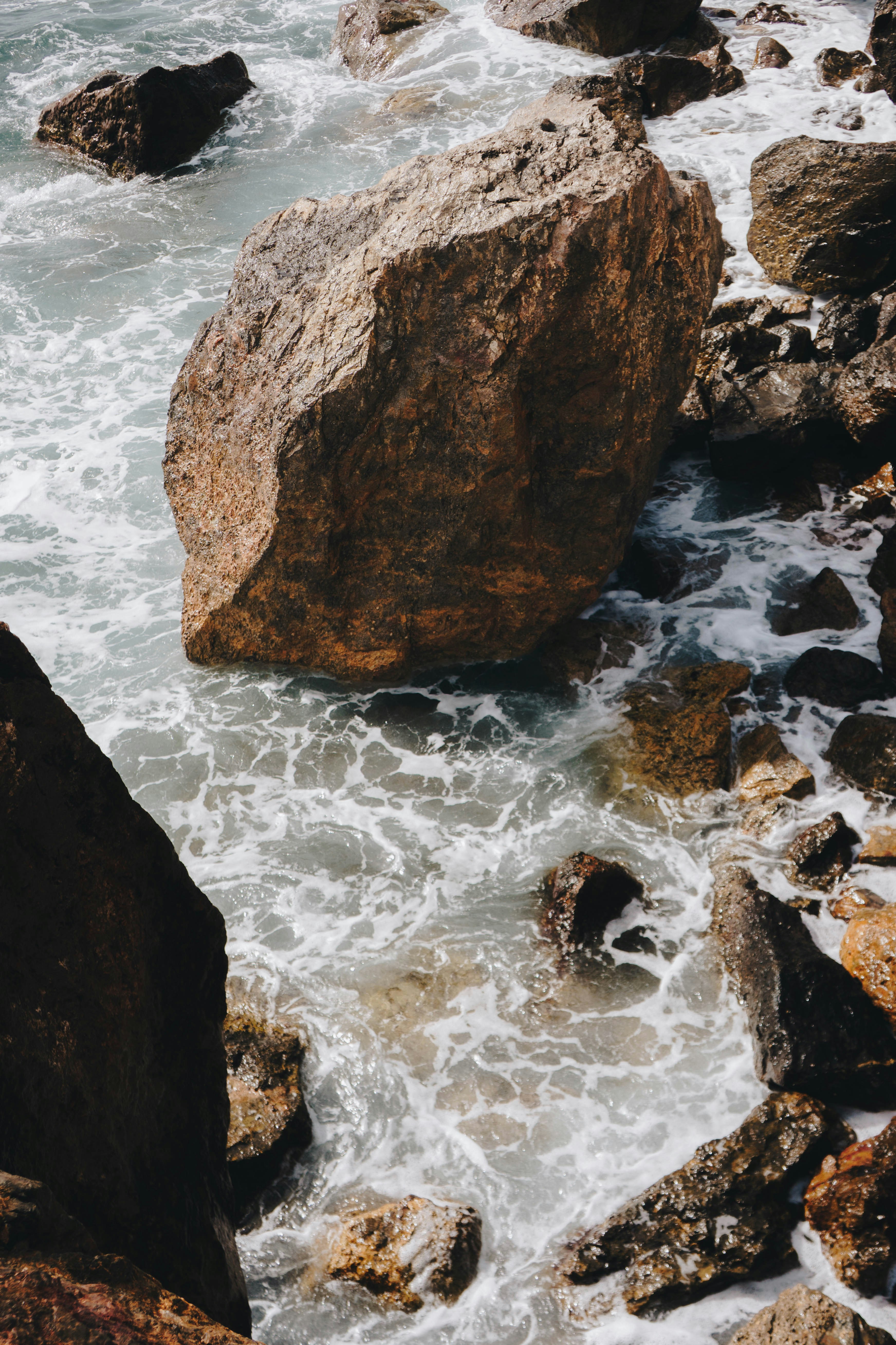Waves crash around large rocks at the shore. photo – Free Wallpapers ...