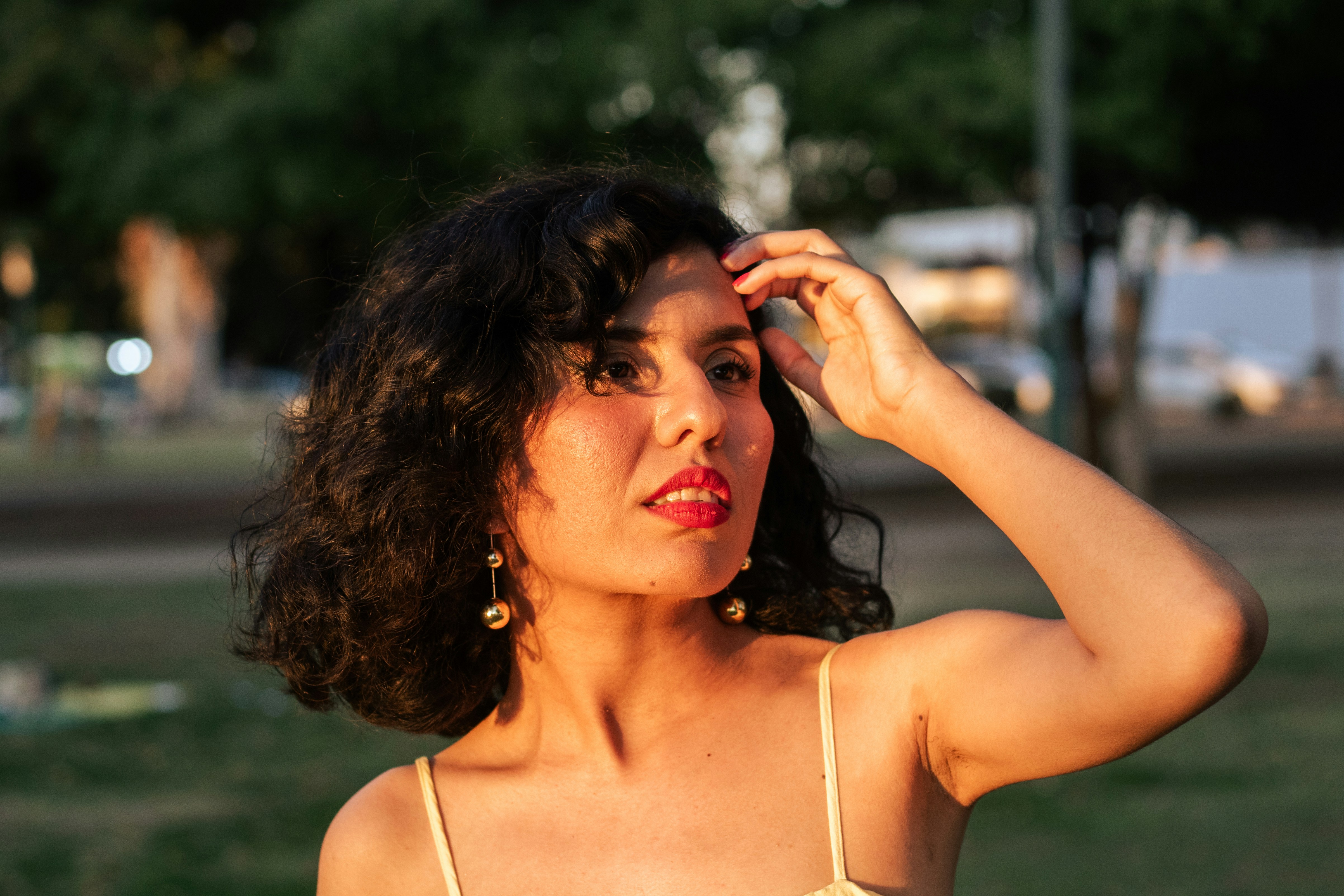 A woman poses outdoors in a park. photo – Free Naturaleza Image on Unsplash
