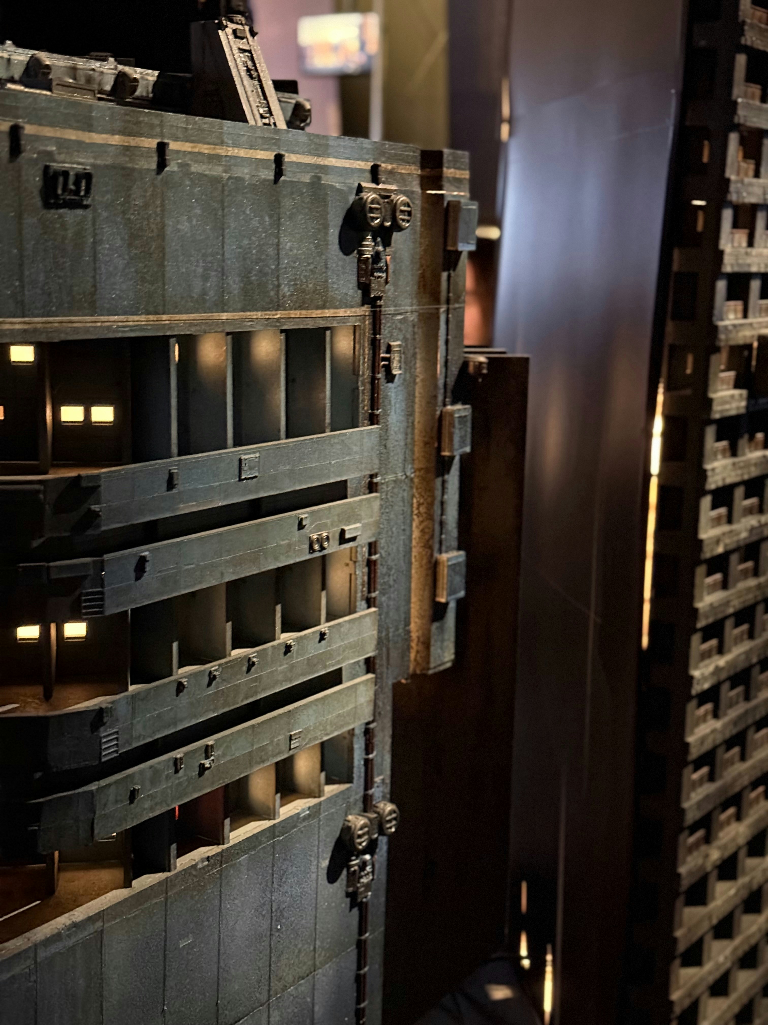 Un modelo arquitectónico abierto muestra los detalles del interior ...
