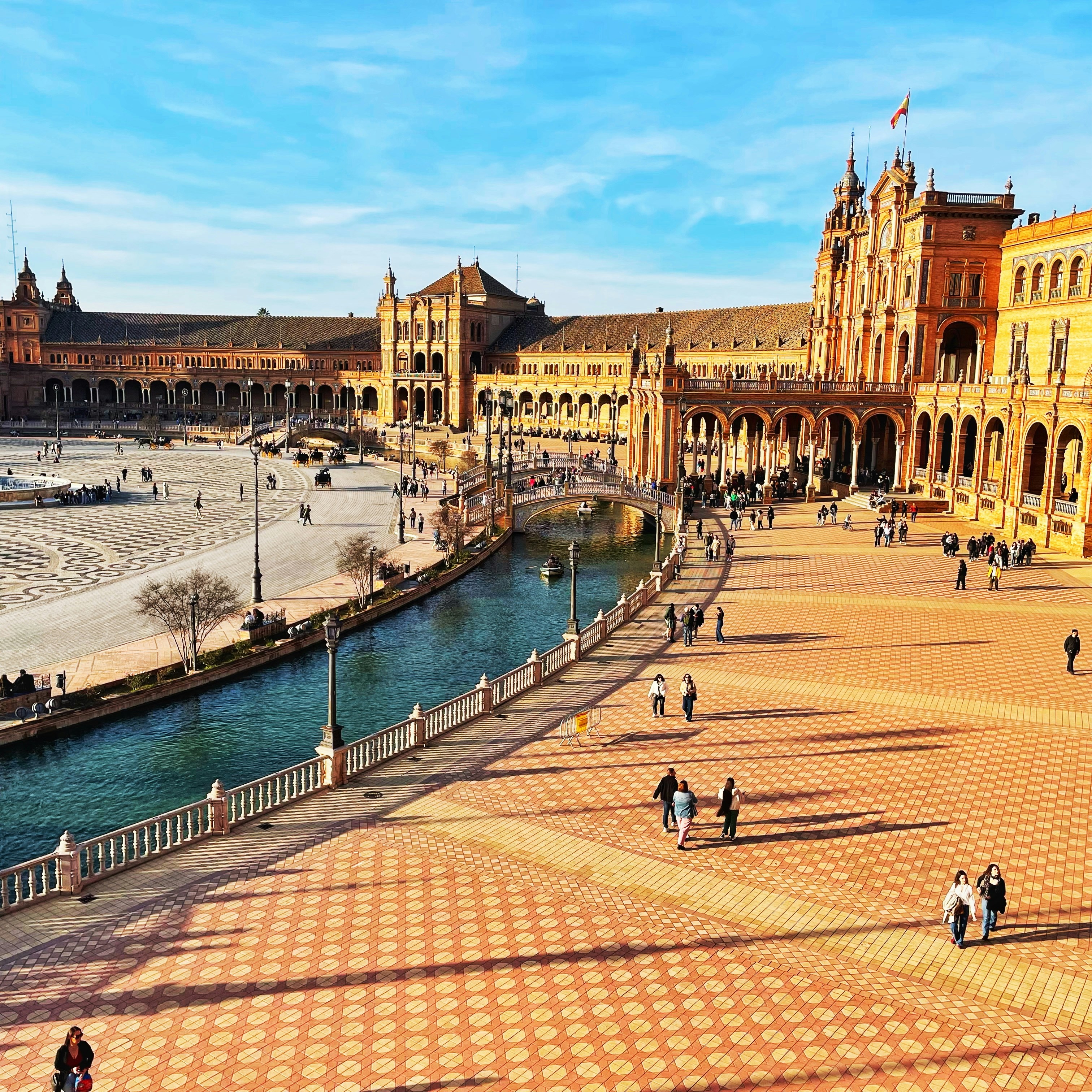 A beautiful plaza with a canal and architecture. photo – Free City ...