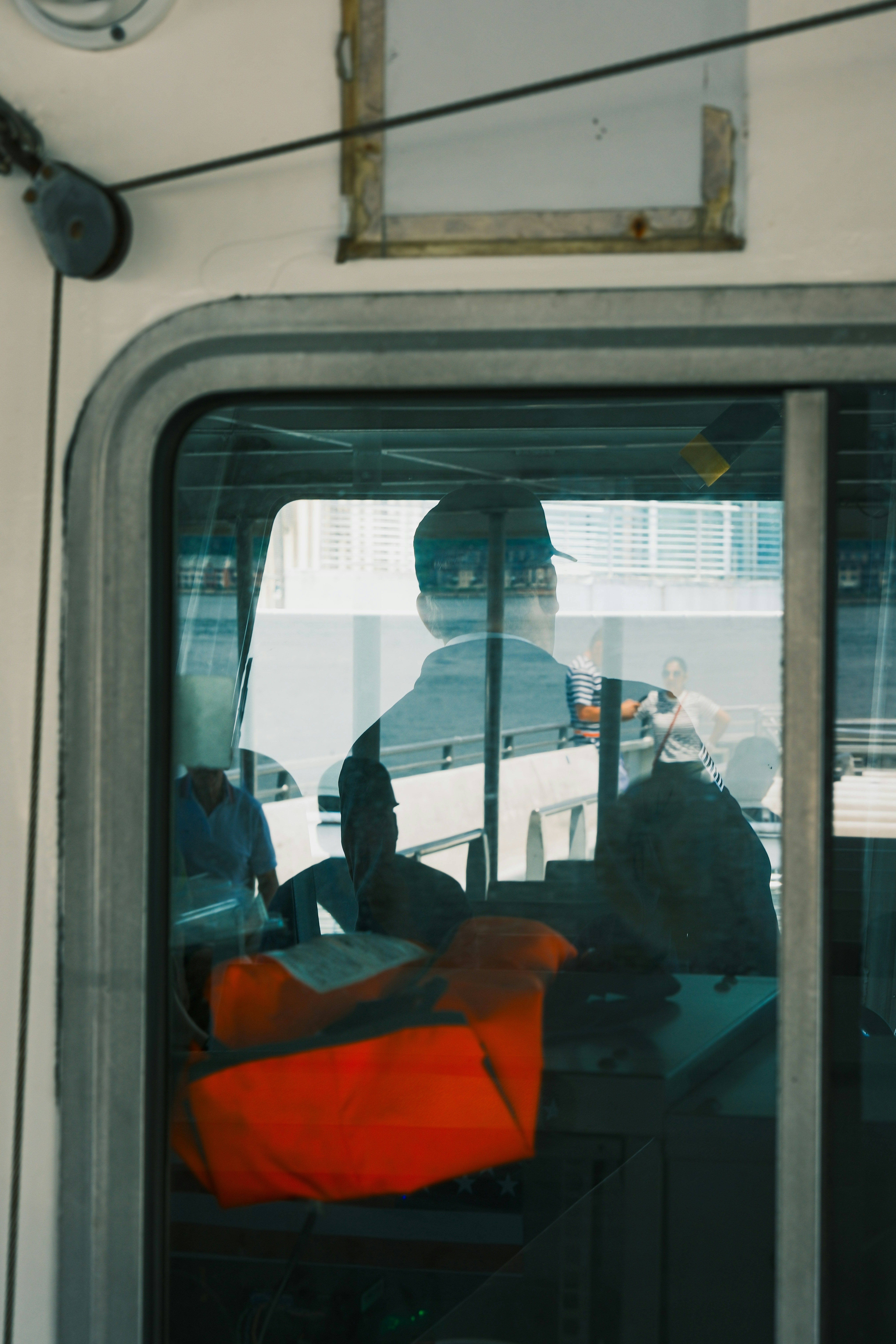 A reflection of someone inside a boat. photo – Free Woman Image on Unsplash