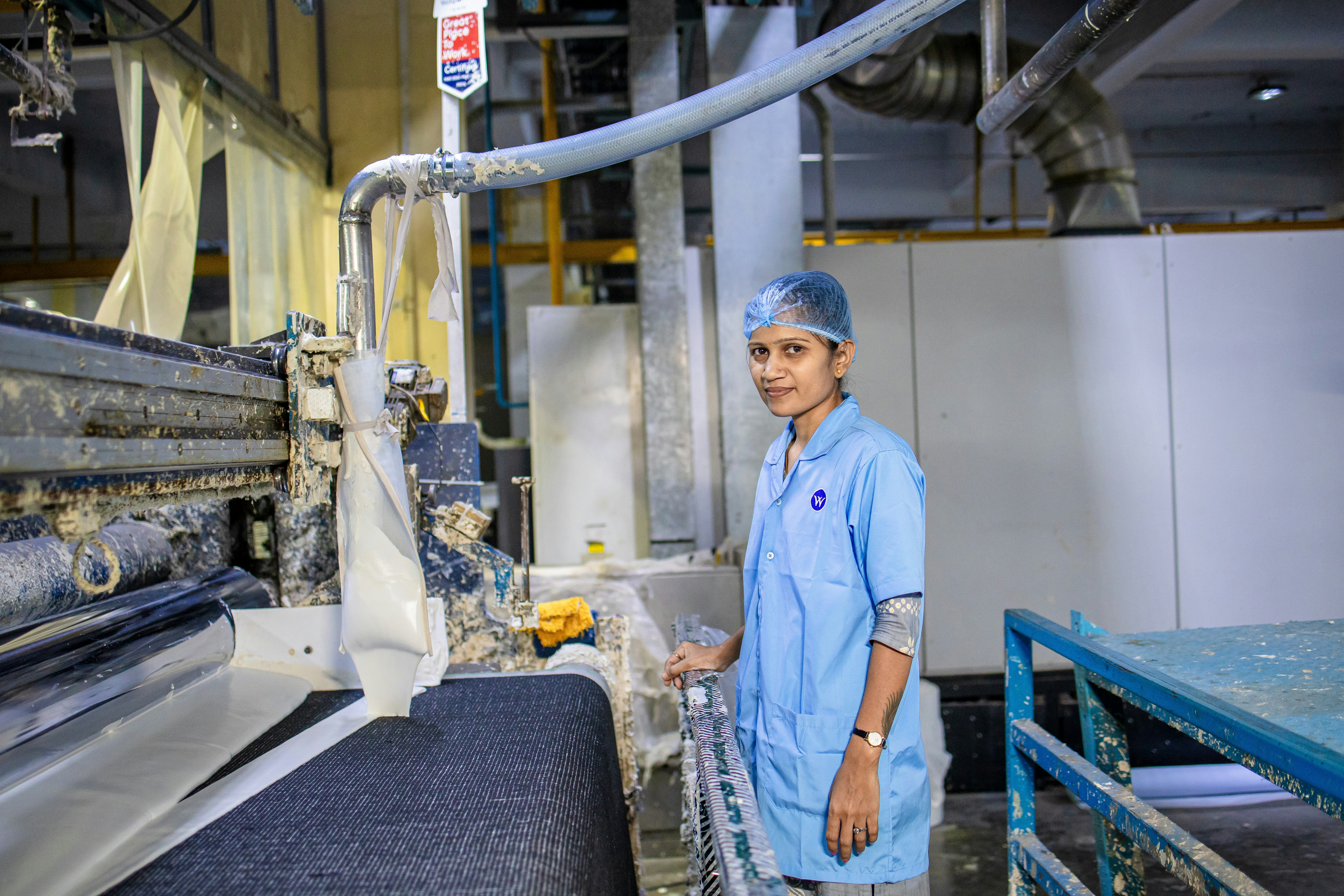 A worker poses in a factory setting. photo – Free Worker Image on Unsplash