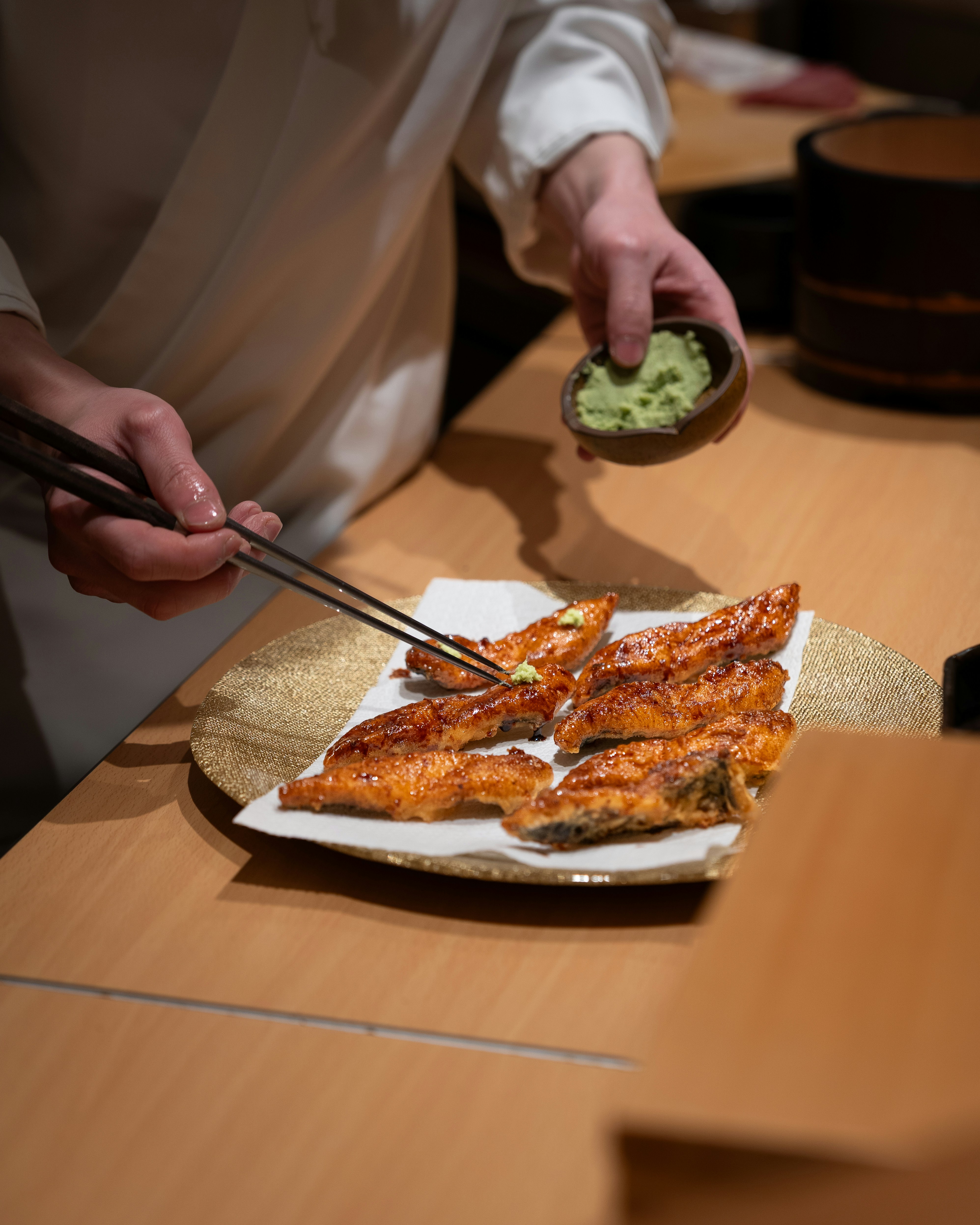 Chef adds wasabi to prepared unagi. photo – Free Food Image on Unsplash