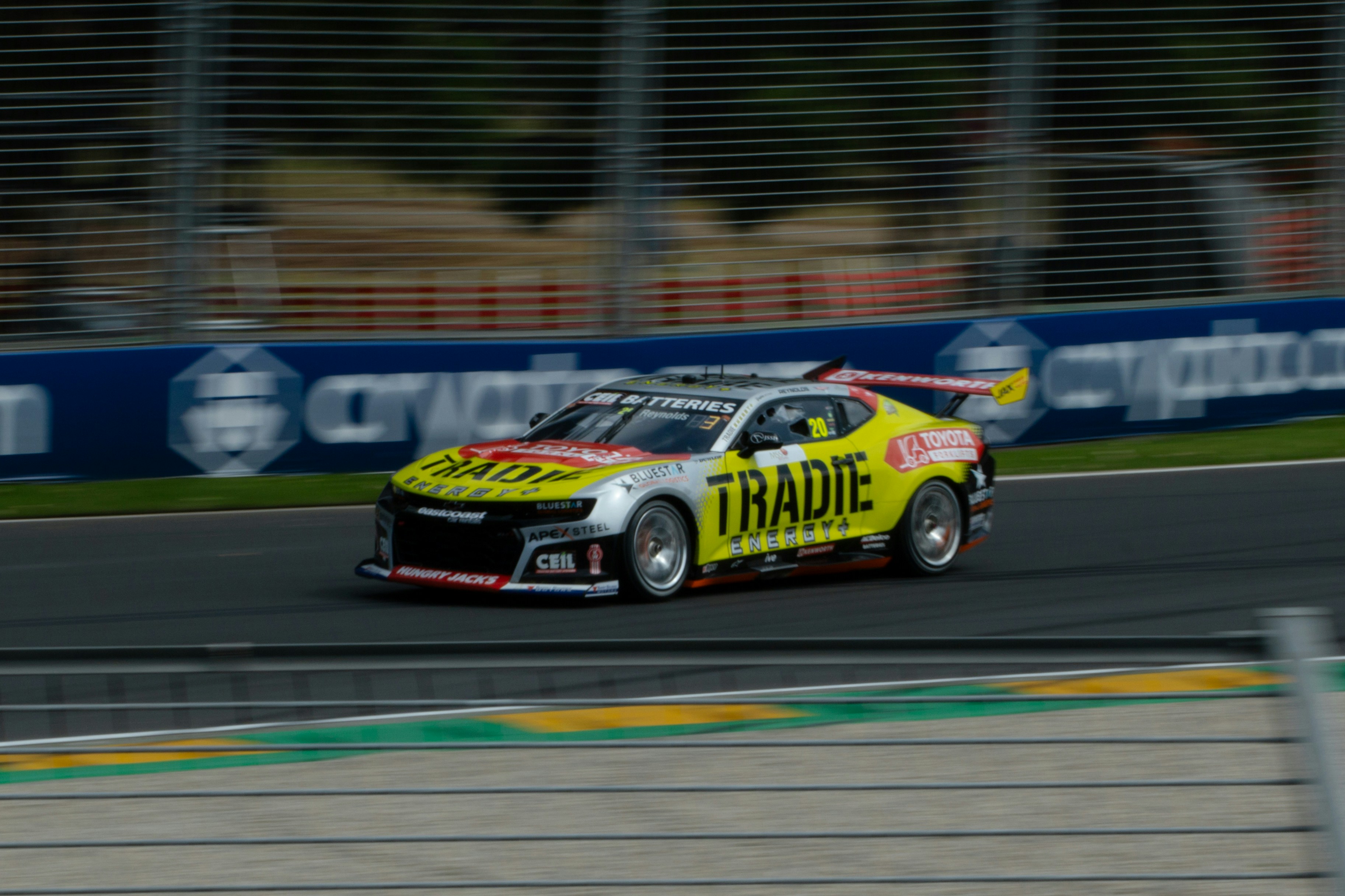 A race car speeds around a track. photo – Free Cars Image on Unsplash