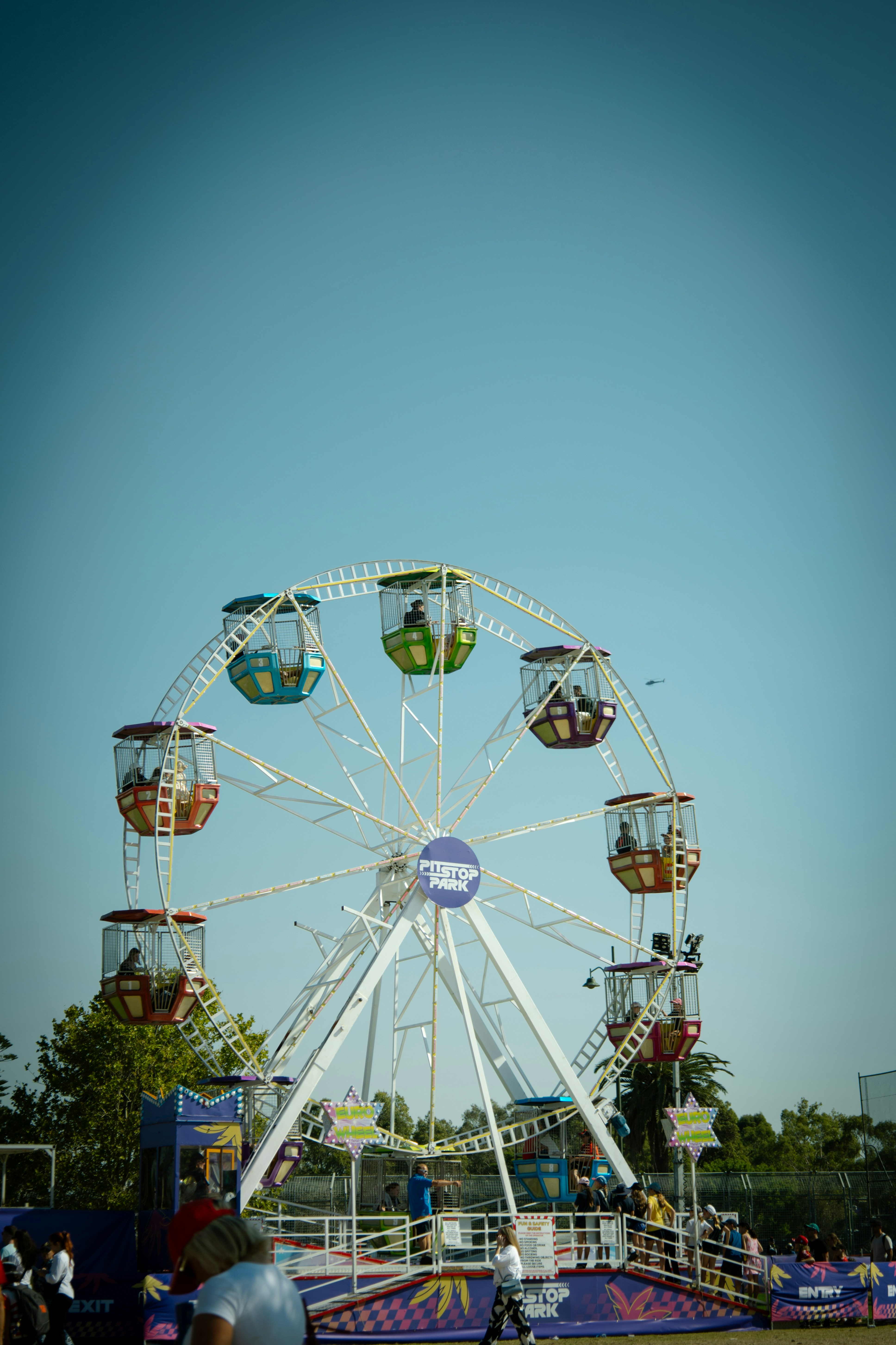 A ferris wheel towers under a clear blue sky. photo – Free Albert park ...
