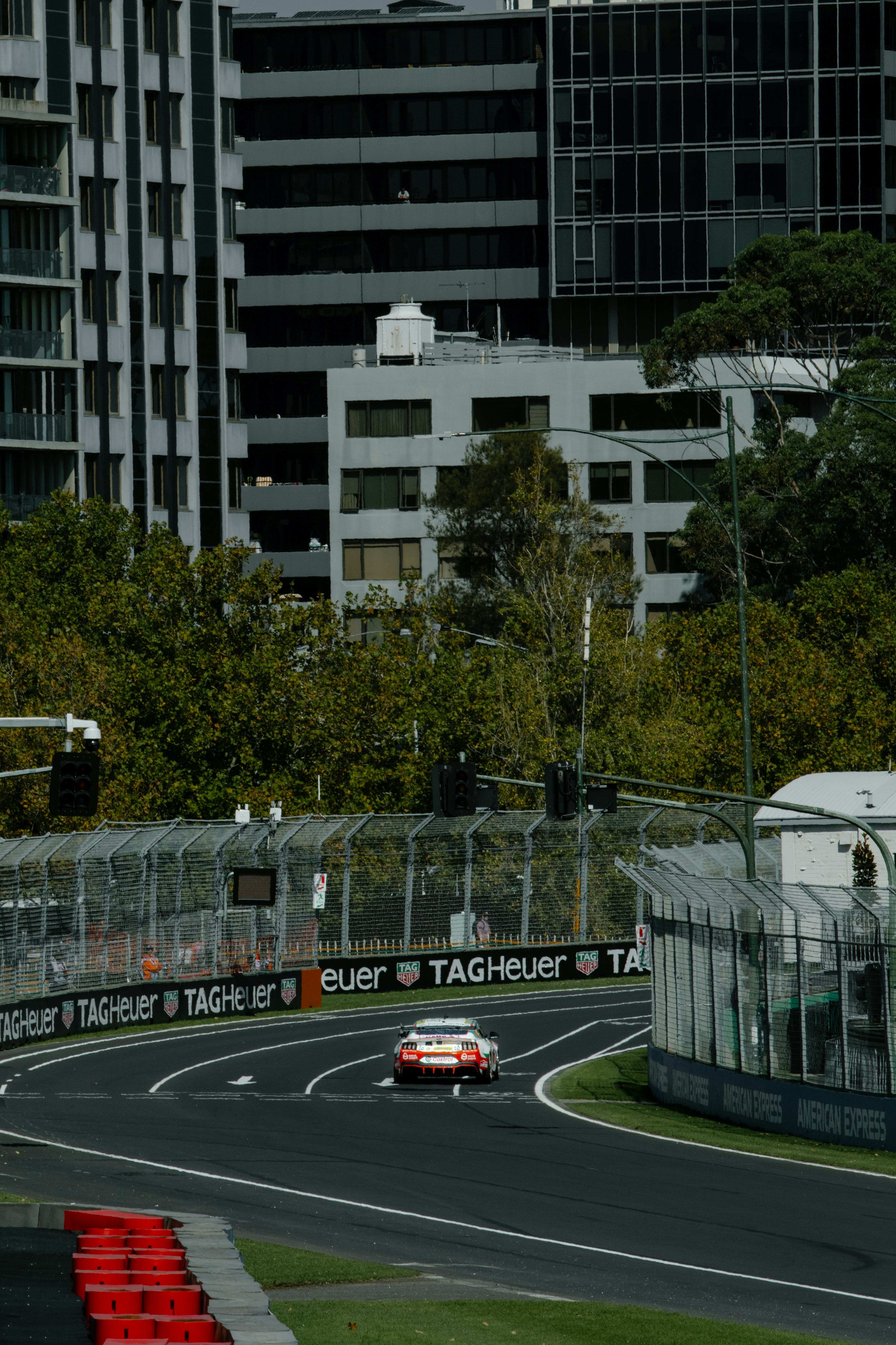 A race car speeds around a curvy track. photo – Free Car Image on Unsplash