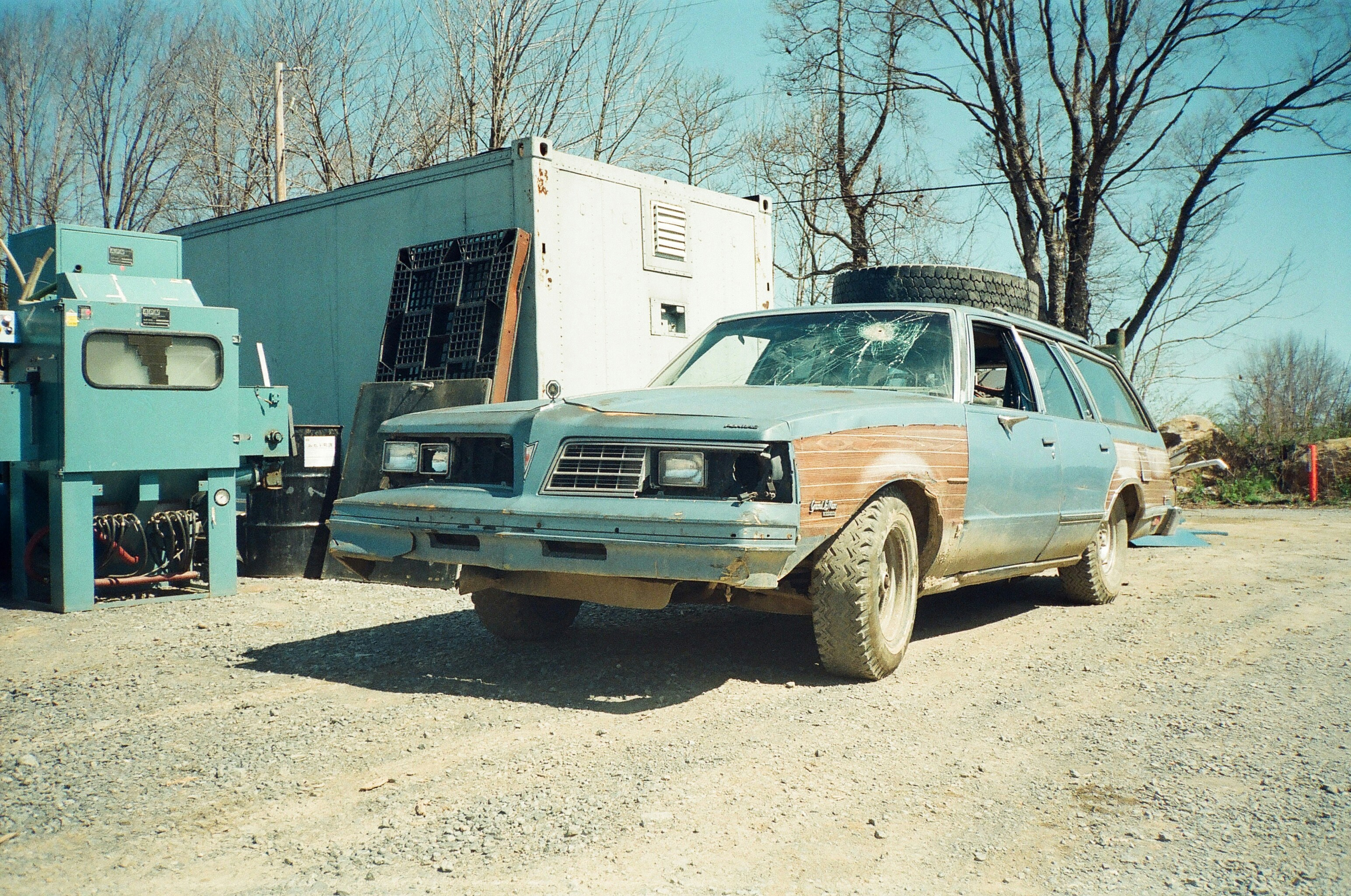 A battered car sits in a junkyard. photo – Free Car Image on Unsplash