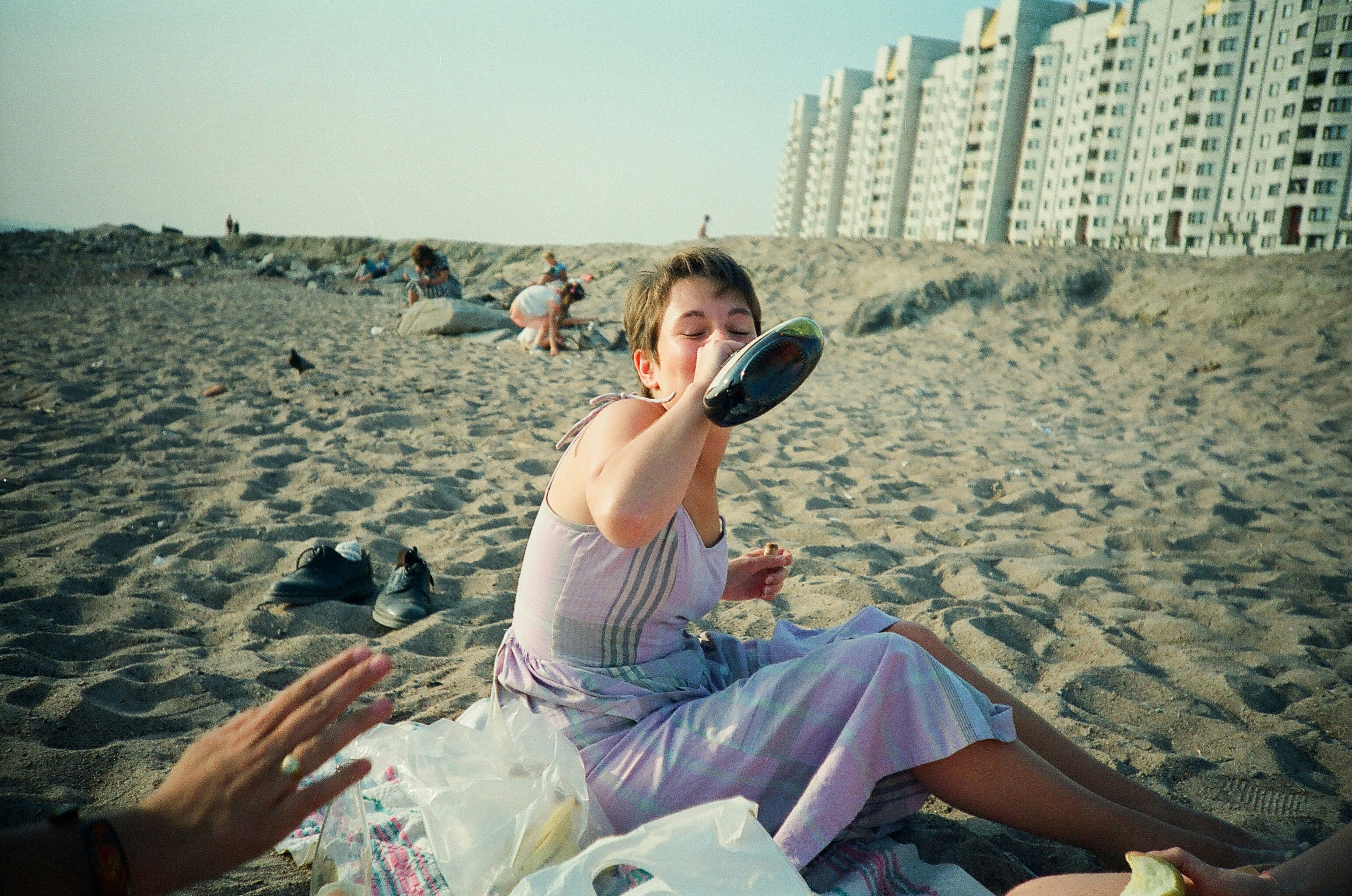 Woman on the beach enjoys a meal. photo – Free Beach Image on Unsplash